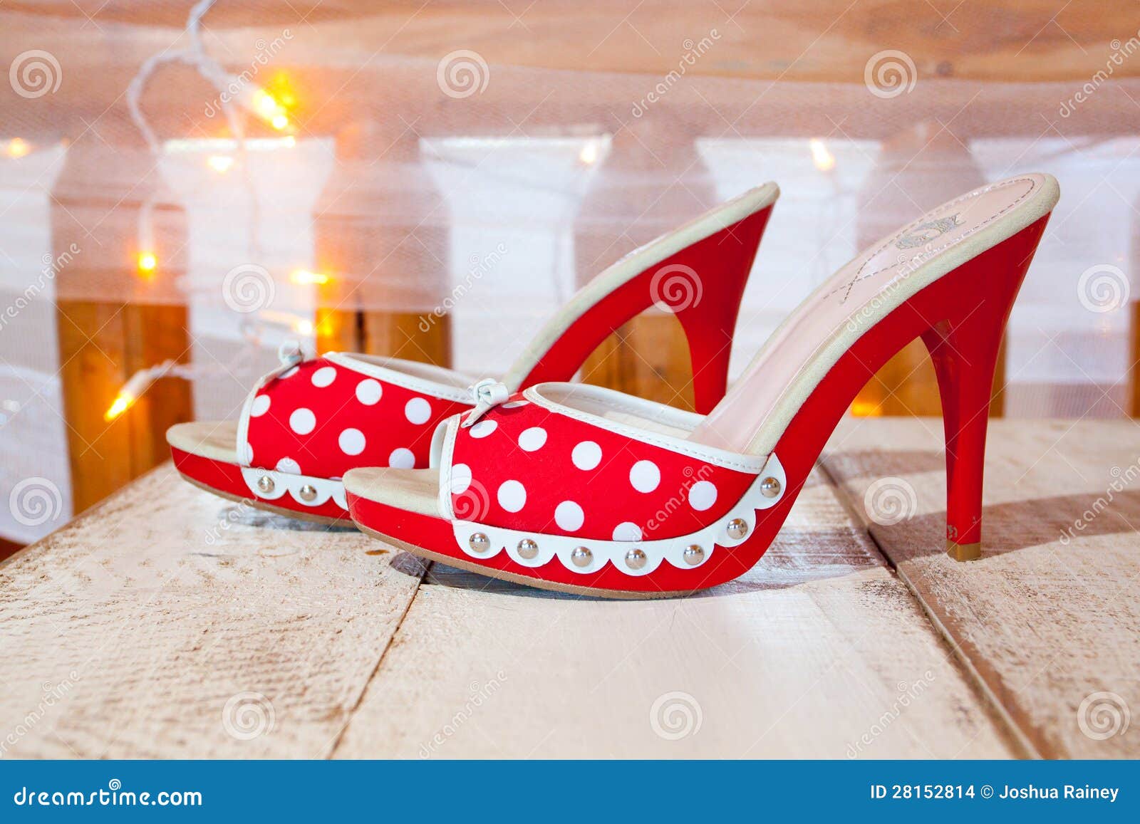 Chaussures Rouges Et Blanches De Mariage Photo stock - Image du ...