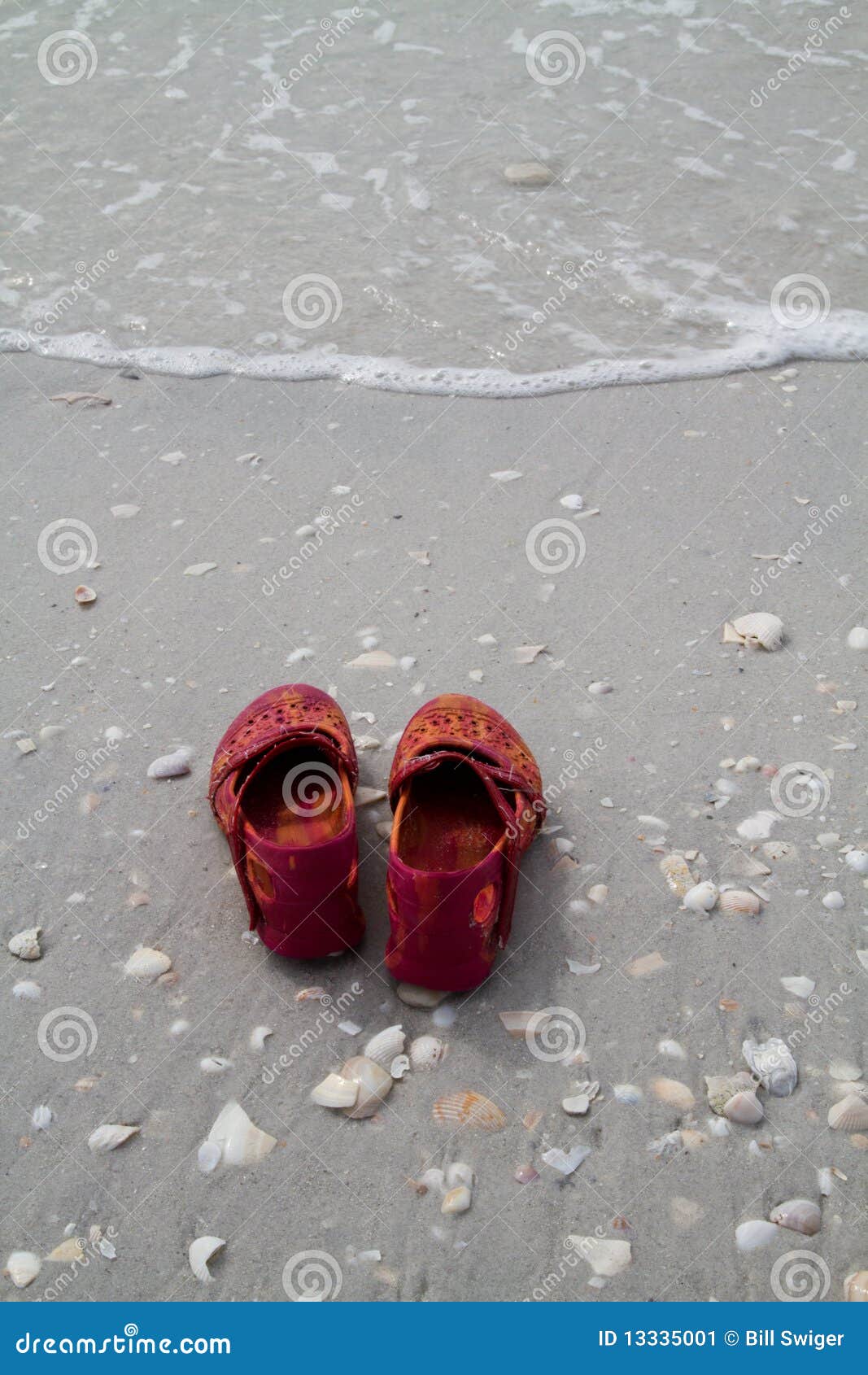 Chaussures Rouges Sur La Plage Image stock - Image du plage, marée ...