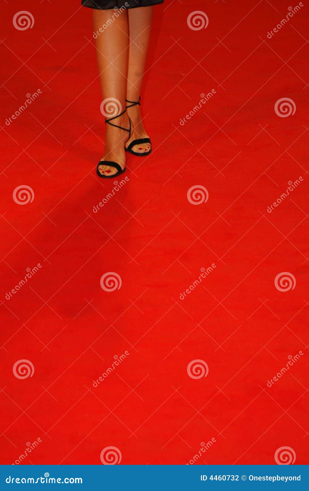 Chaussures Sur Le Tapis Rouge Photo stock - Image du rouge, amusement ...