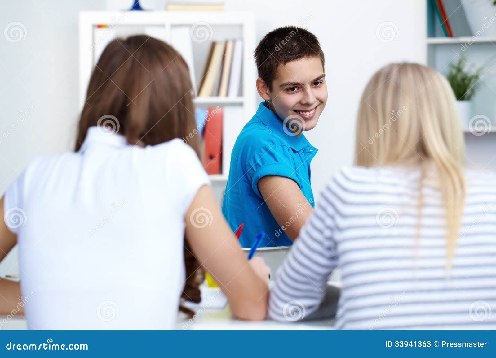 Chaval feliz imagen de archivo. Imagen de hembra, ocupado - 33941363