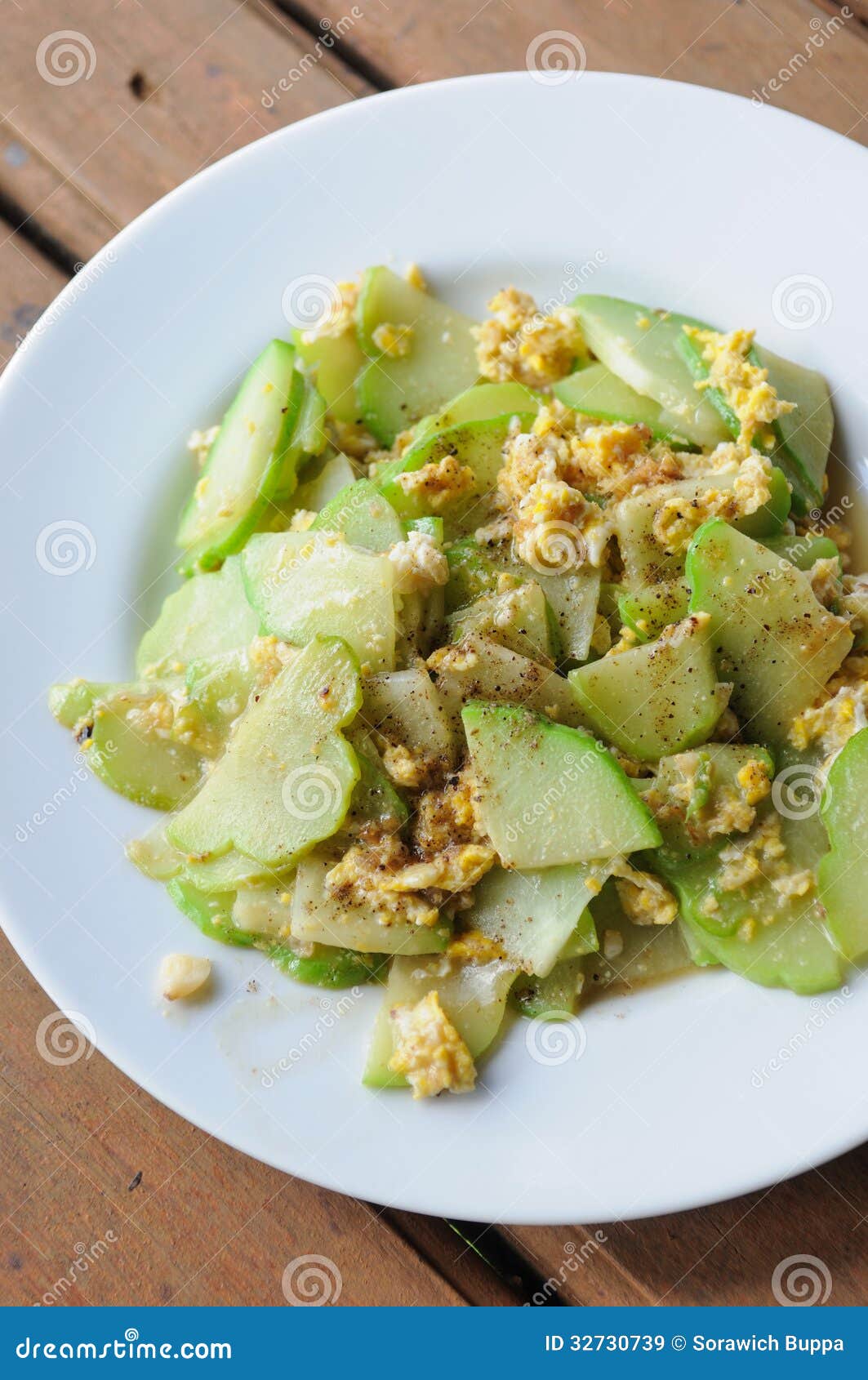 Chayote Sofrito Con Los Huevos Imagen de archivo - Imagen de bebida ...