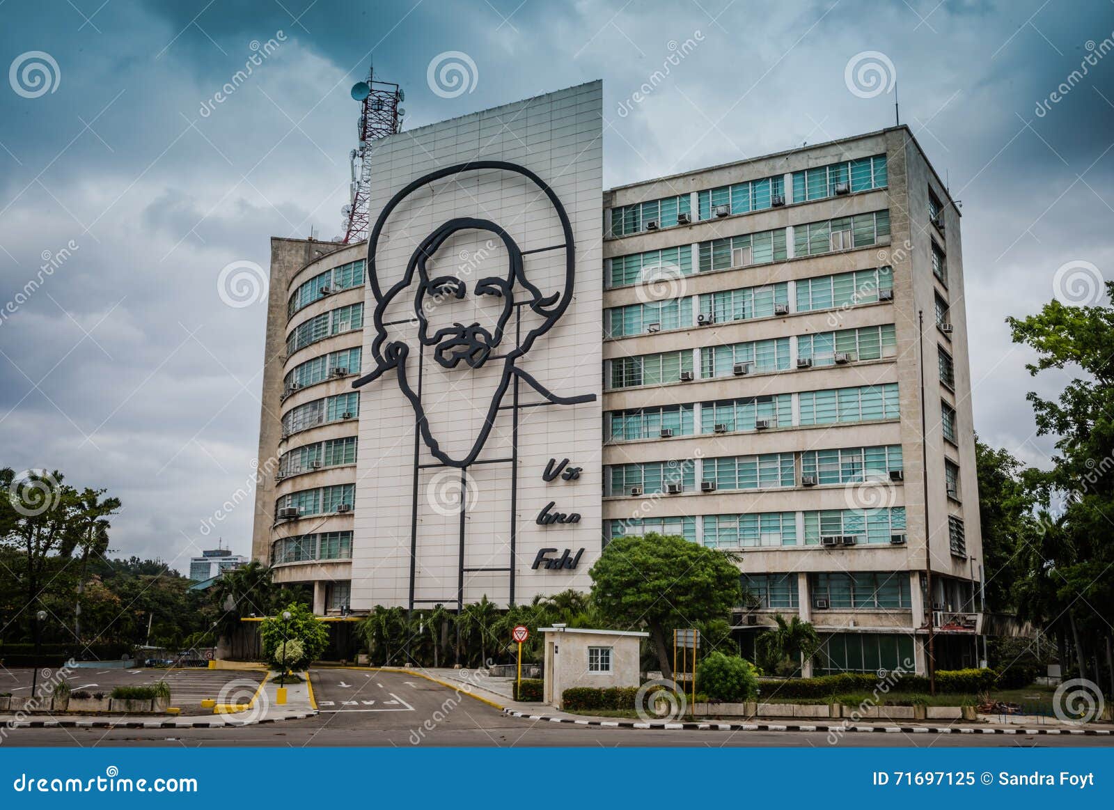 Che Guevara Building - Havana, Cuba Redactionele Afbeelding - Image of ...