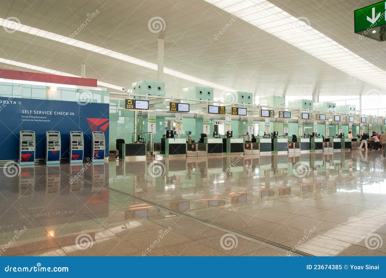 Check-in Booth Barcelona Airport Editorial Image - Image of electronic ...
