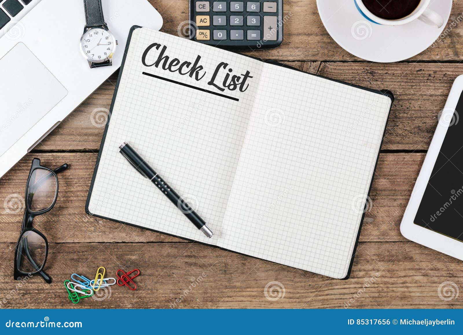Check-Listen-Text Auf Notizblock, Schreibtisch Mit Computer Technolog ...
