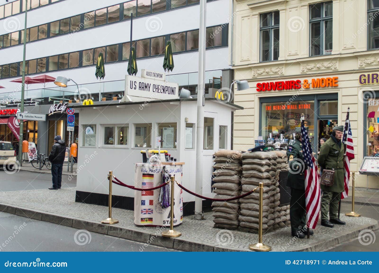 Check Point Charlie redactionele foto. Image of stad - 42718971