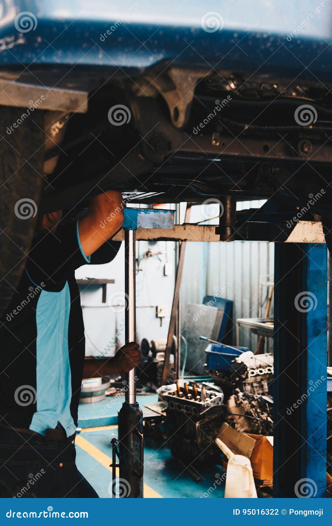 Checking a Car Engine for Repair at Car Garage Stock Photo - Image of engine, problem: 95016322