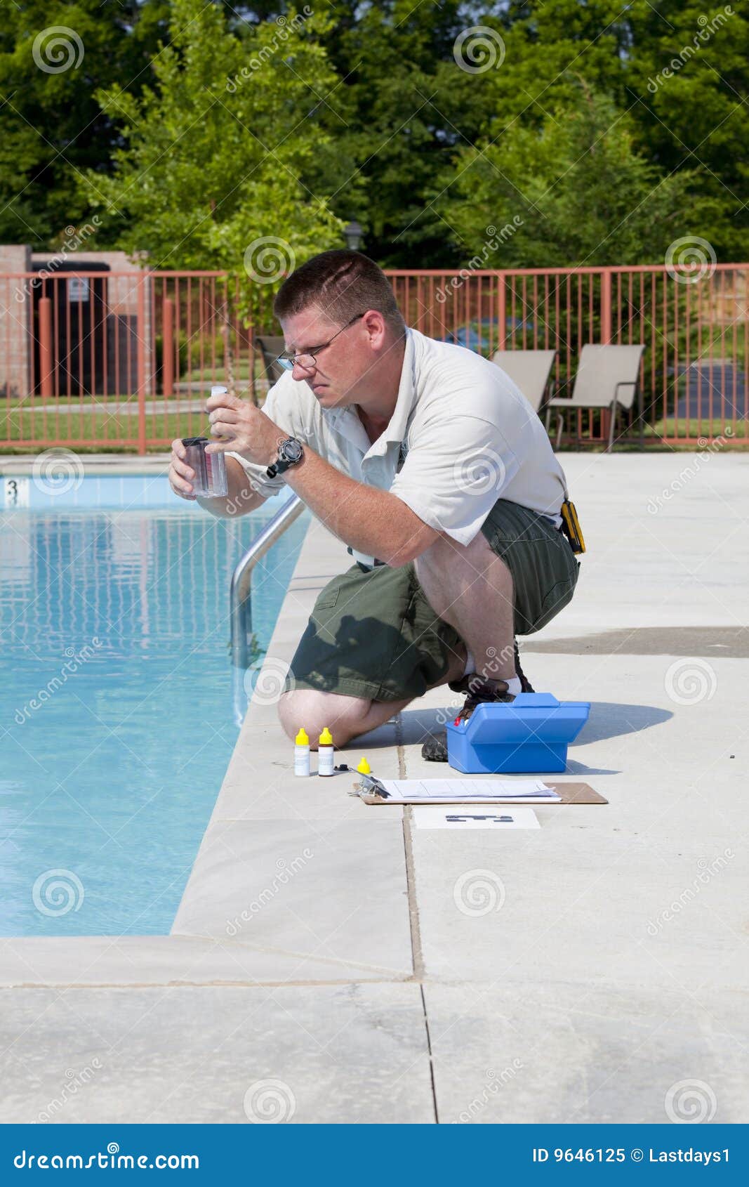 Checking Chemicals Man Pool Fotografering för Bildbyråer - Bild av ...