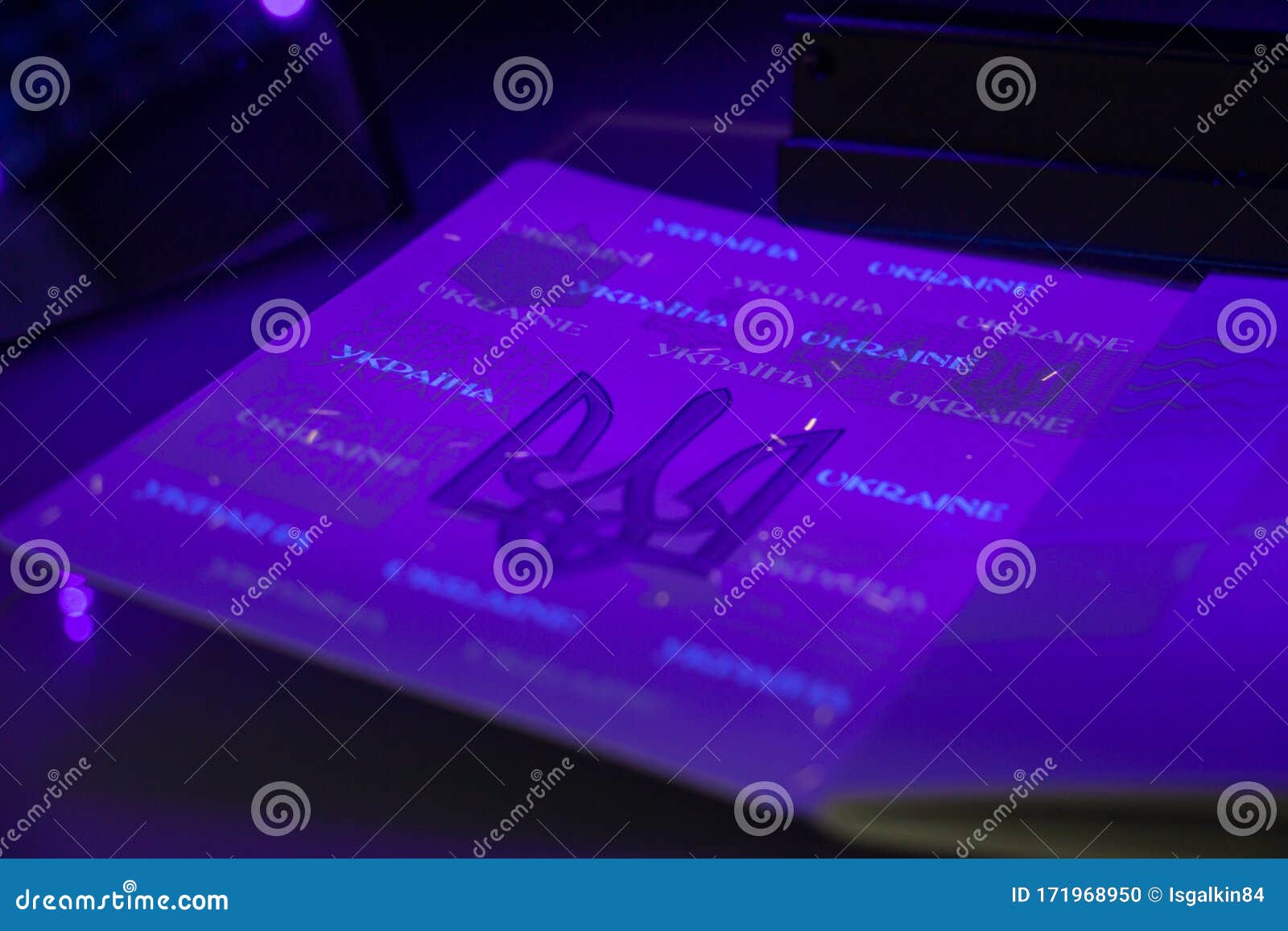 Checking The Passport For Fraud In Uv Light Detection Of Luminescence Of Protective Components