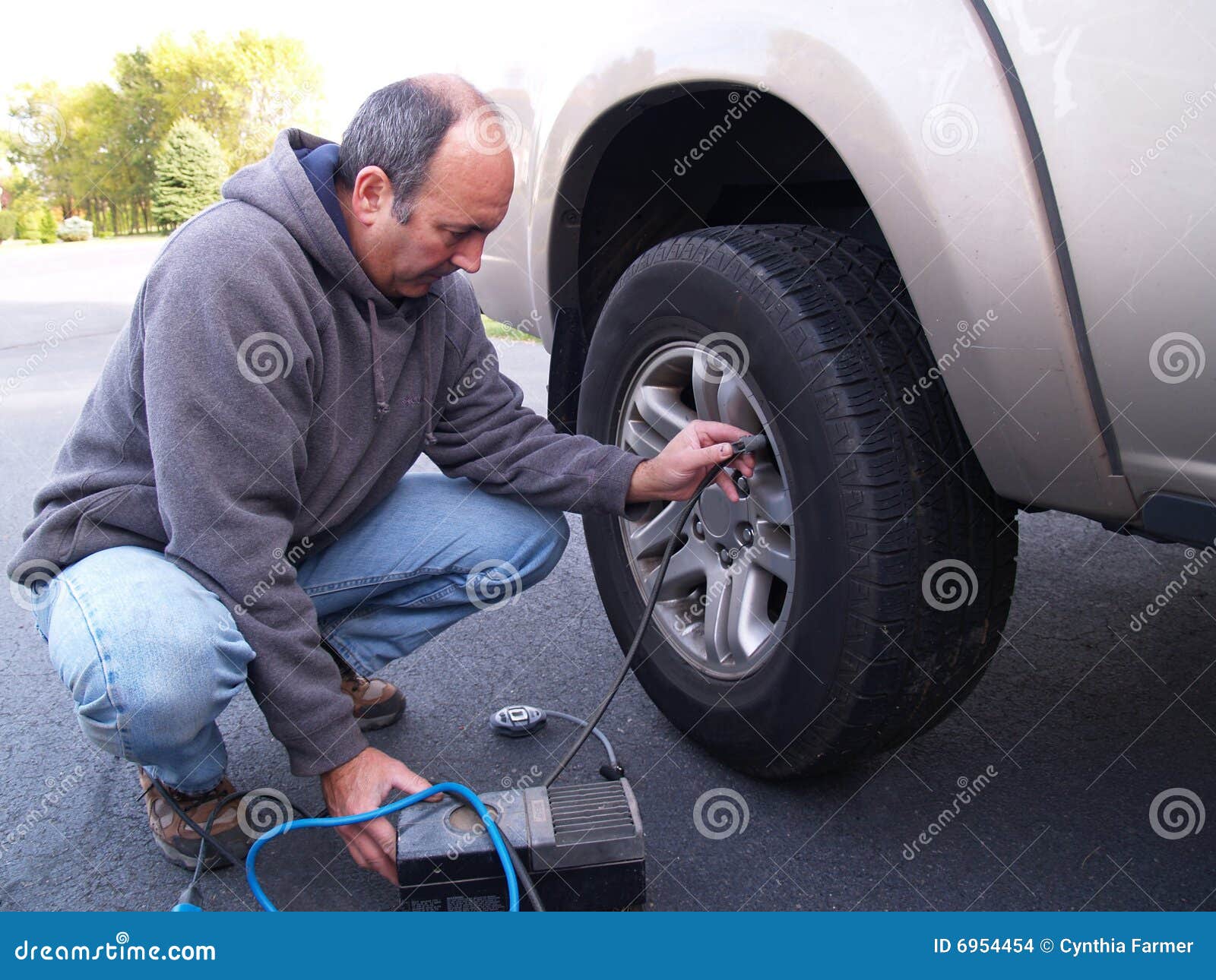Checking tire pressure stock photo. Image of level, hand - 6954454