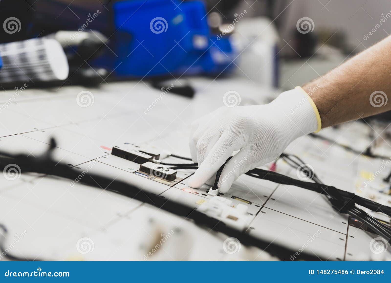 Checking the Wiring Systems on the Control Desk, Checkpoint, Automotive ...