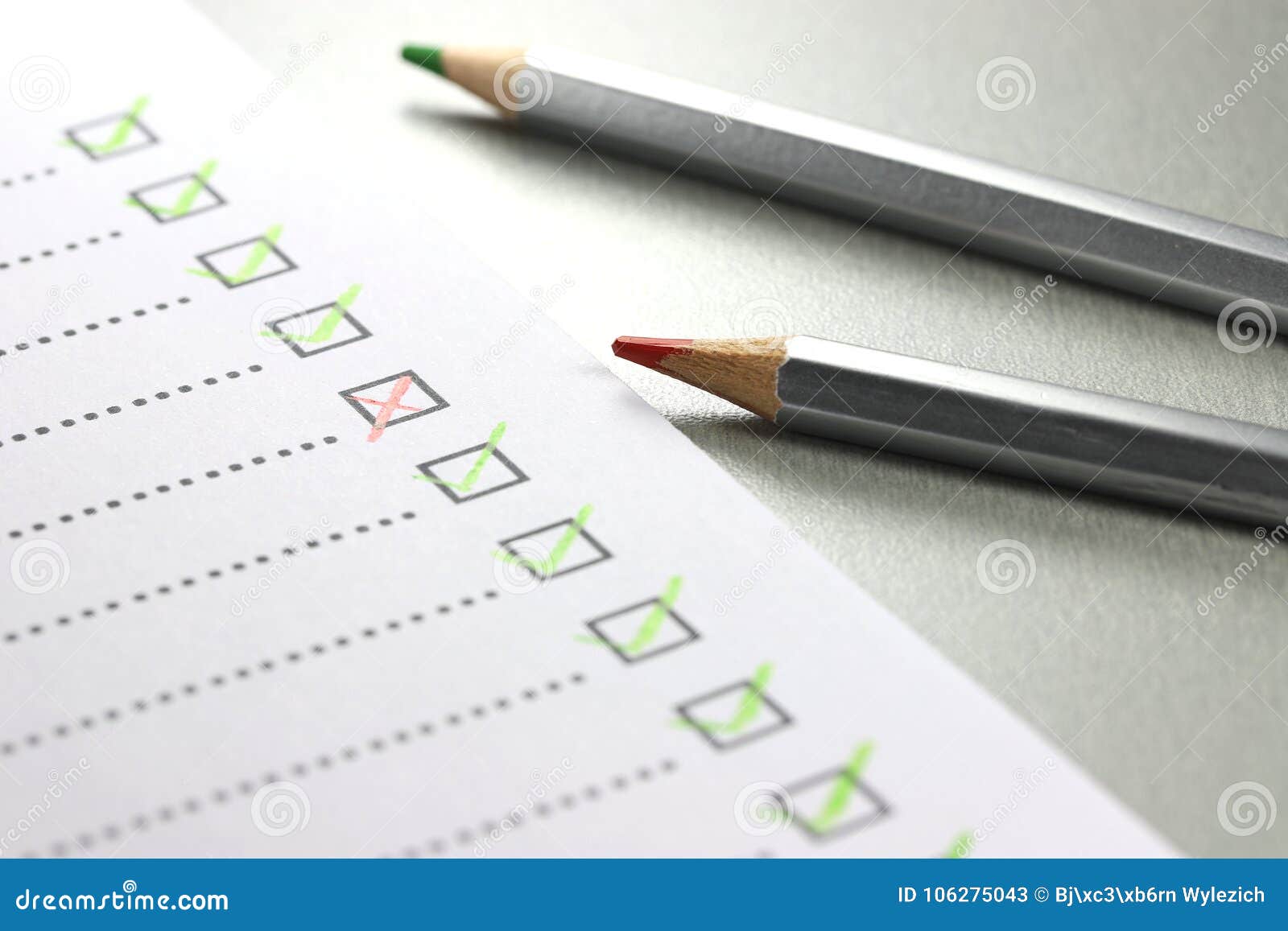 Checkliste stockbild. Bild von erzielt, geschäft, schreibtisch - 106275043