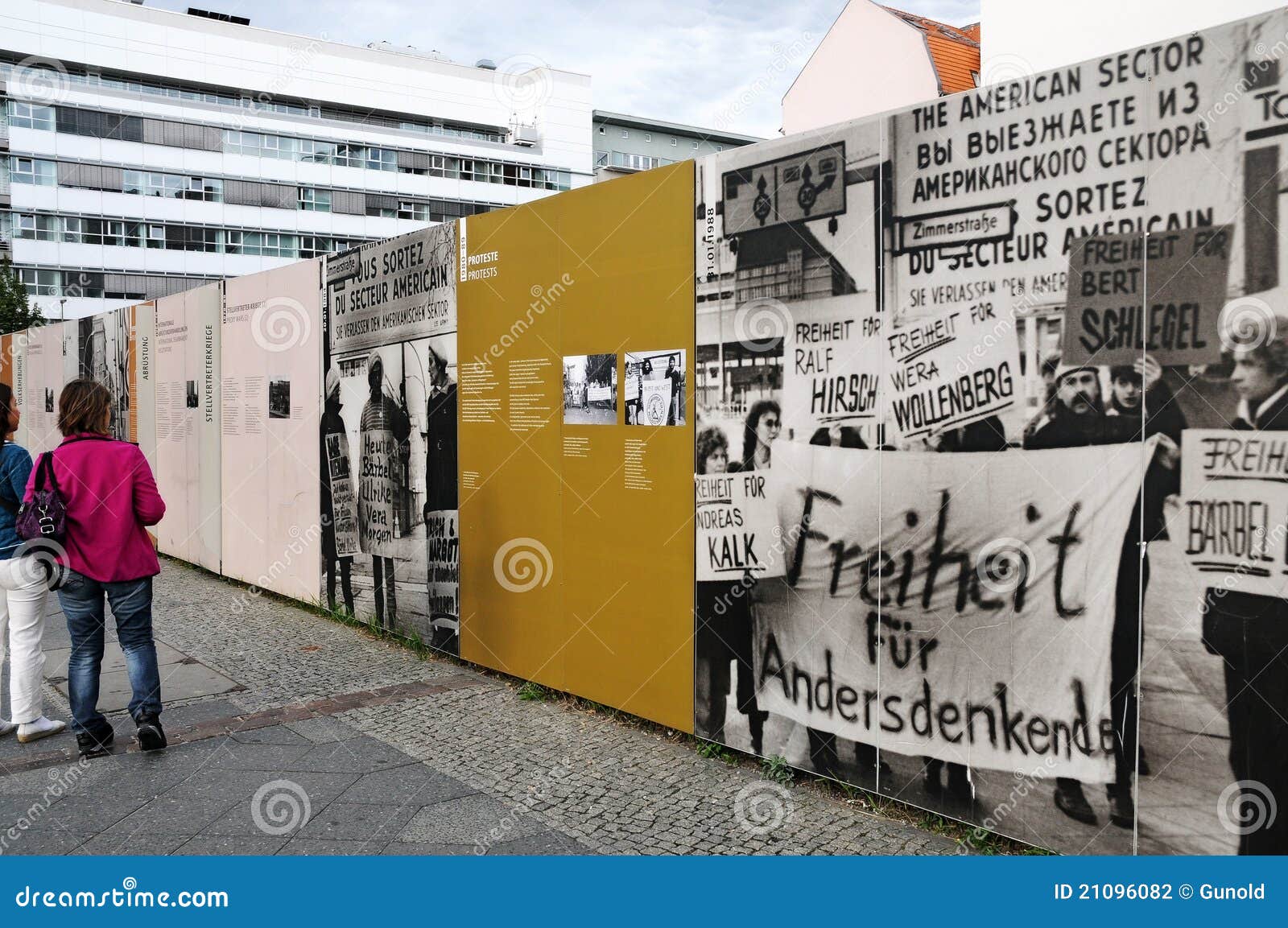 Checkpoint Charlie editorial photography. Image of berlin - 21096082