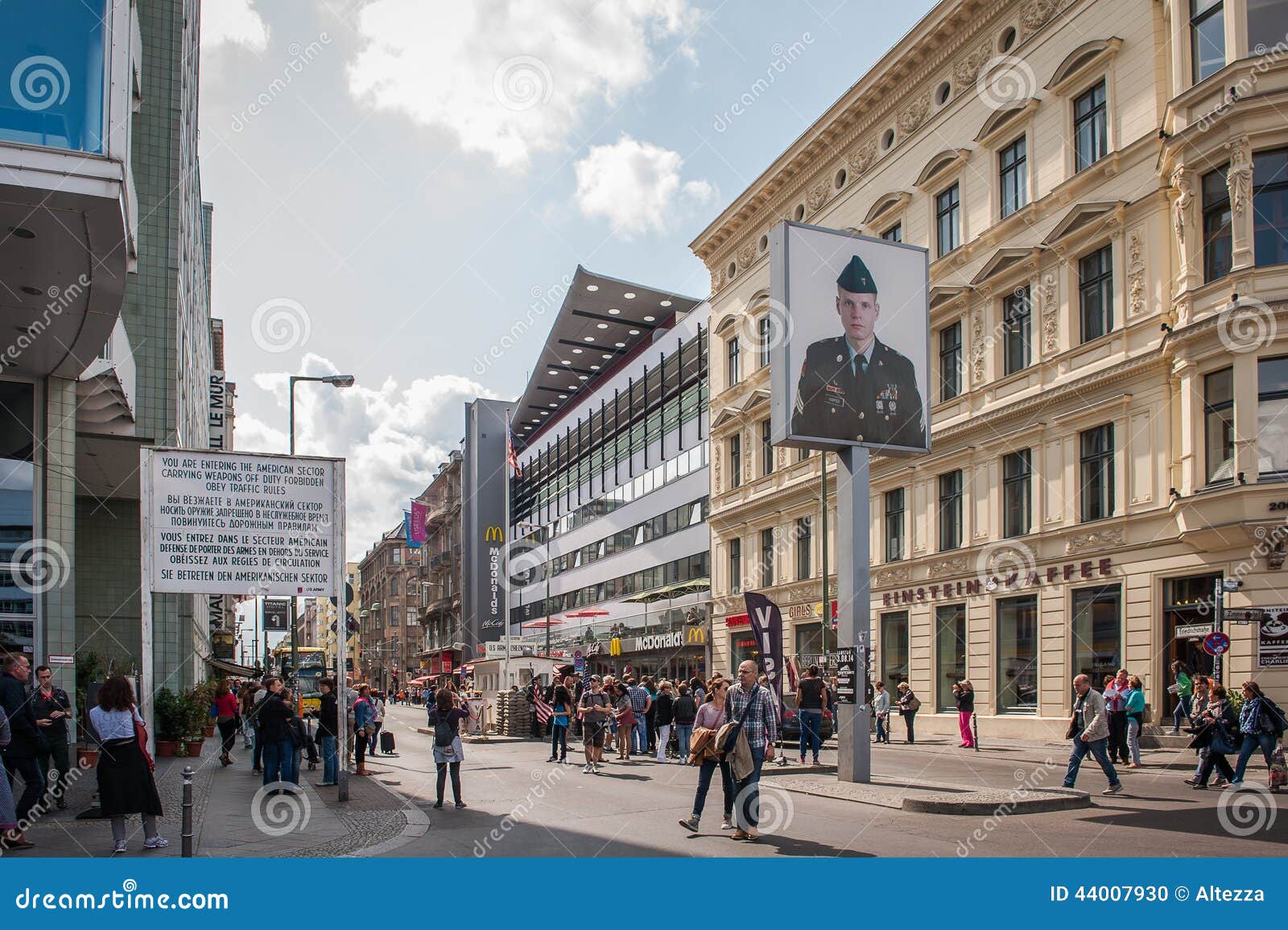 Checkpoint Charlie, Berlin editorial image. Image of checkpoint - 44007930