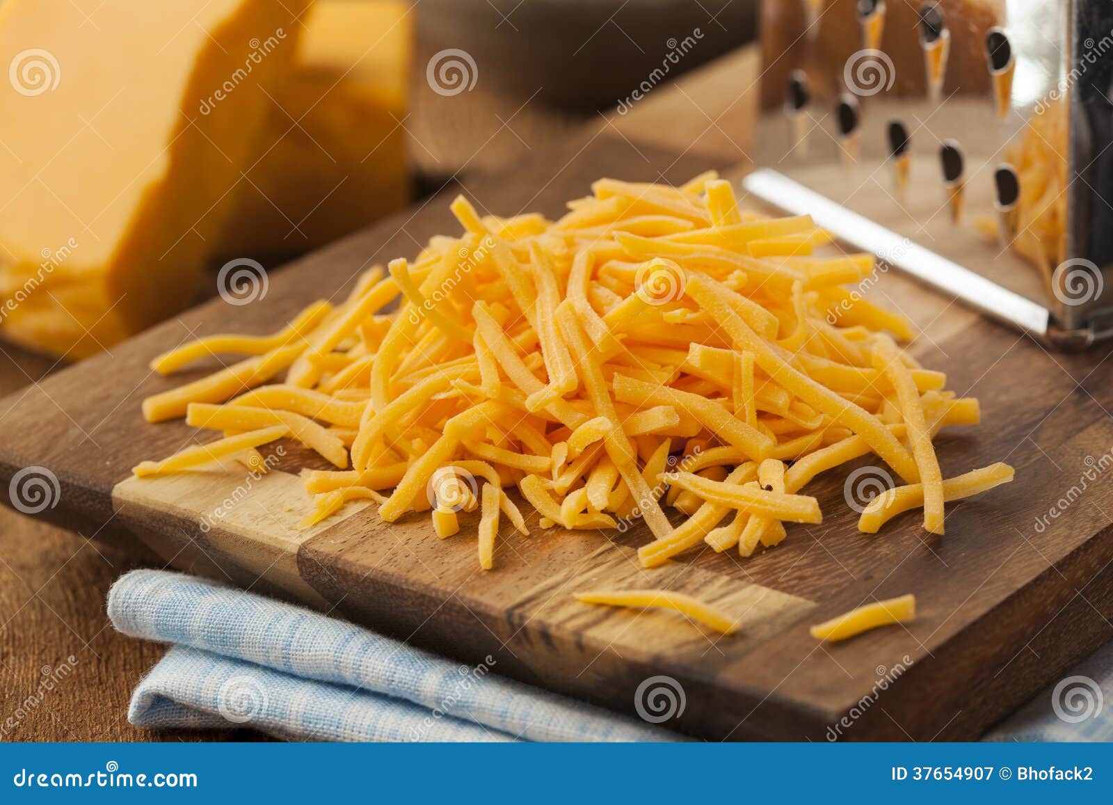 Cheddar Tagliente Tagliuzzato Organico Immagine Stock - Immagine di ...