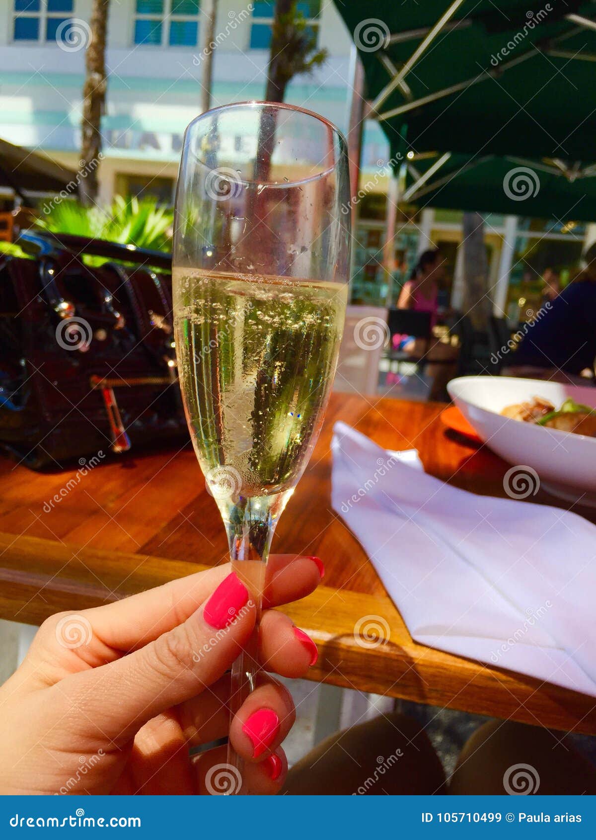 Cheers image stock. Image du épouse, diner, cheers, fixation - 105710499