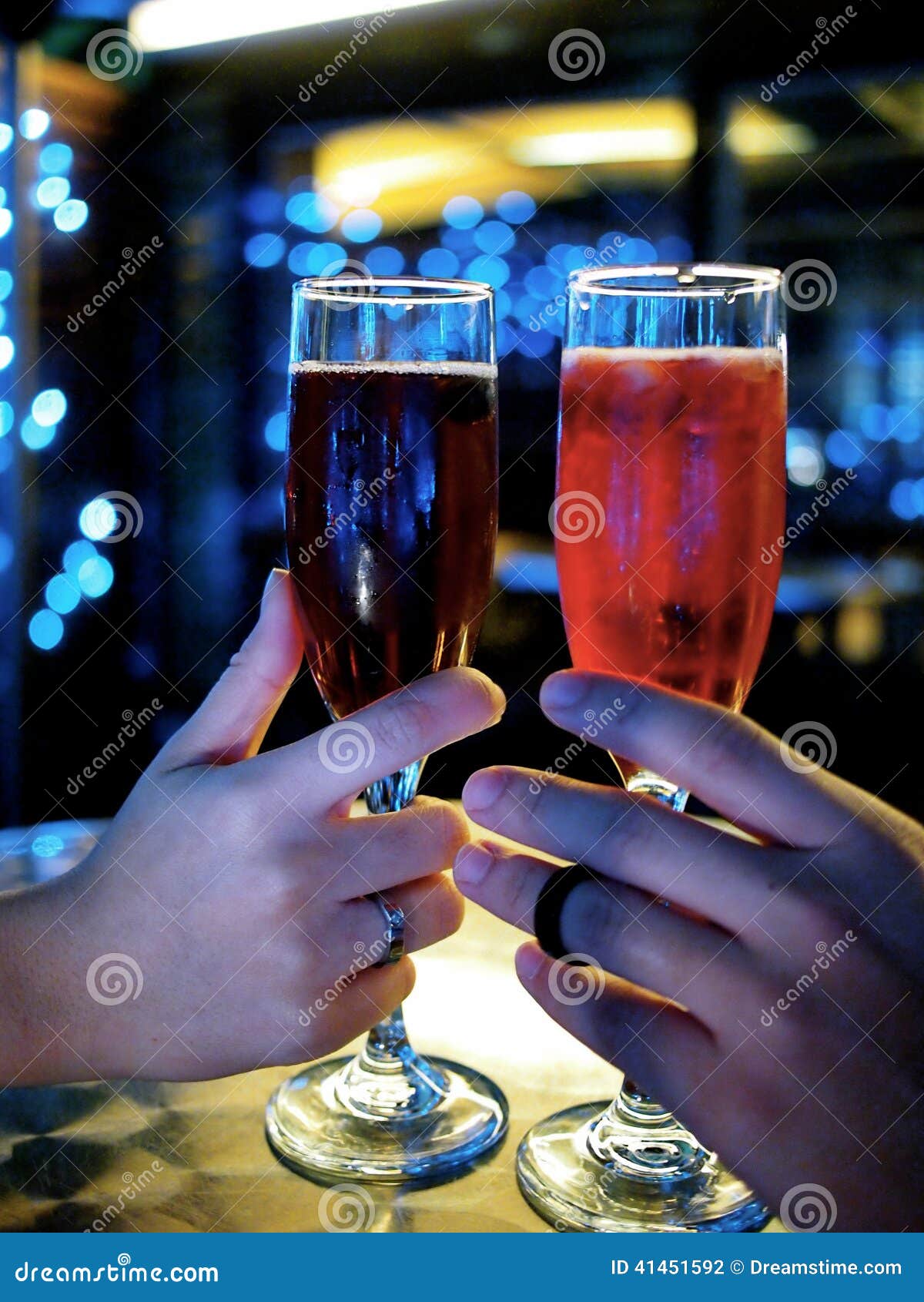 Cheers stock foto. Image of wijn, cocktail, avondmaal - 41451592