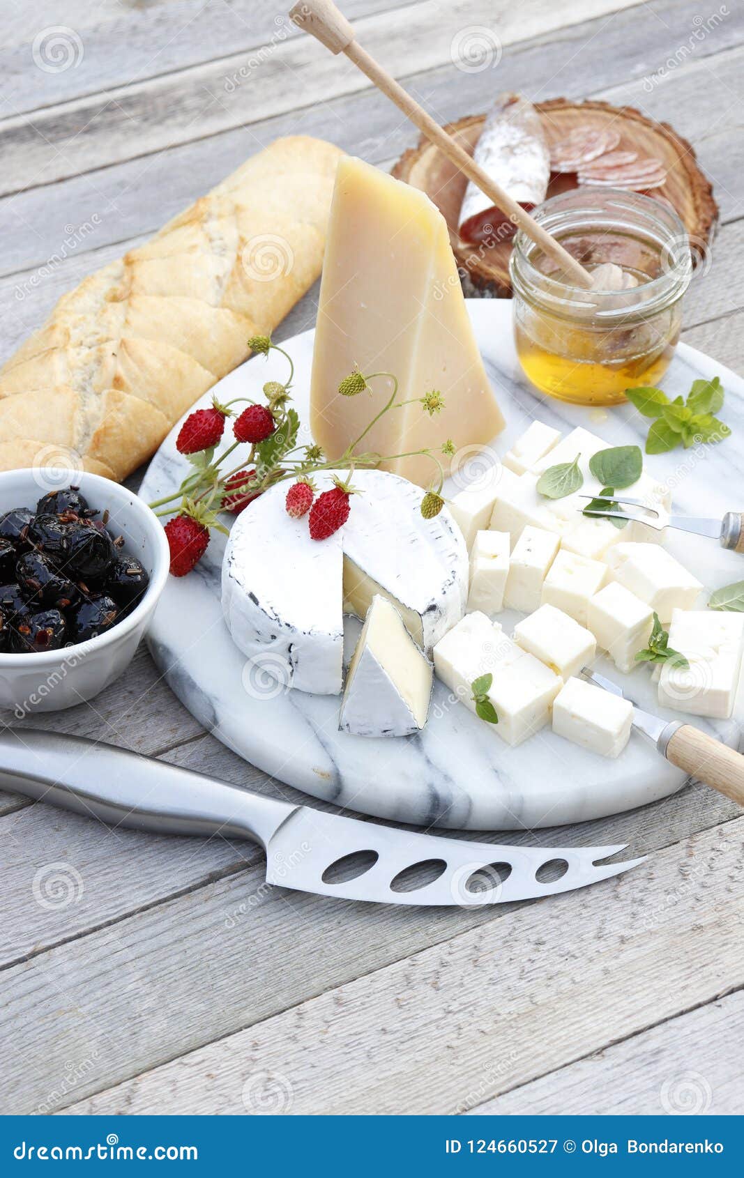 Cheeseboard Trois Types De Fromage Image stock - Image du quatre ...