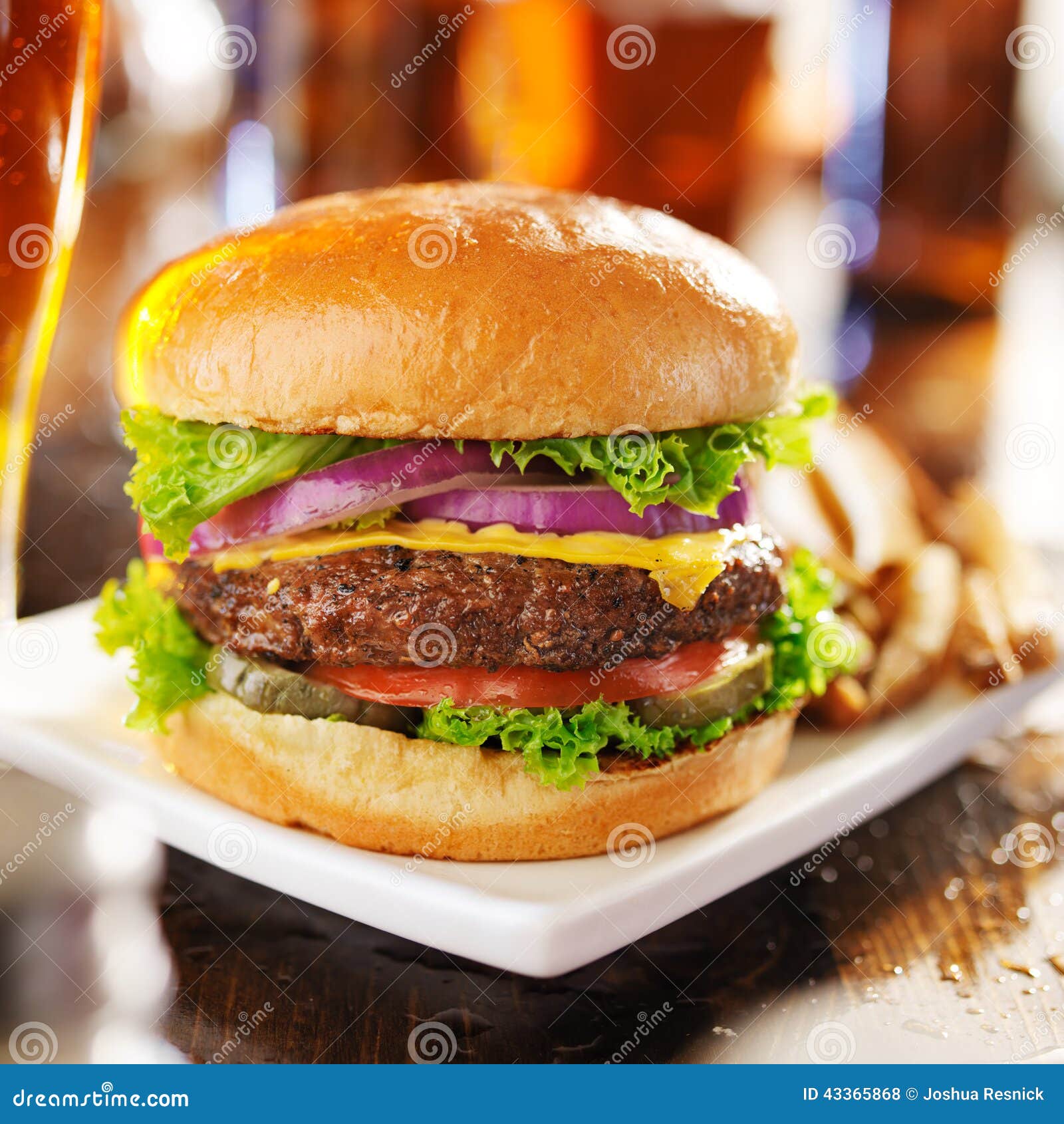 Cheeseburger Mit Bier Und Pommes-Frites Stockfoto - Bild von schnell ...