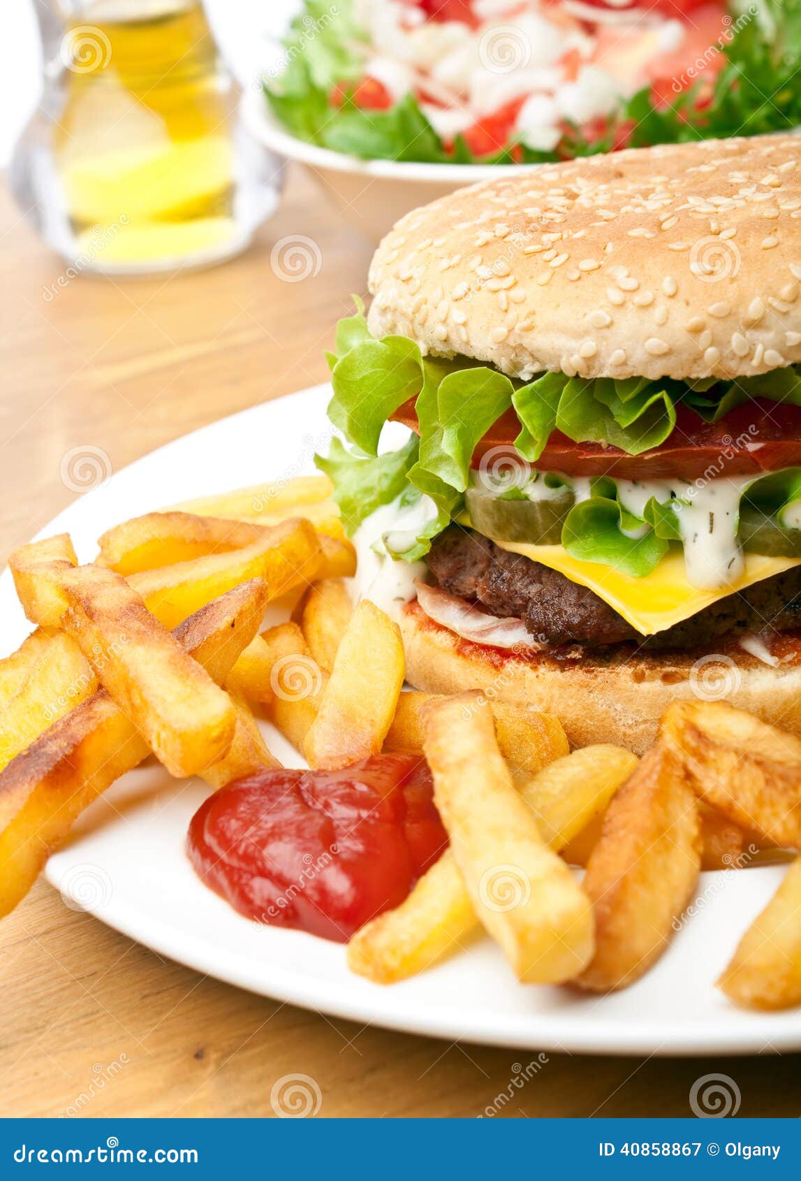 Cheeseburger Mit Pommes-Frites Stockbild - Bild von käse, mittagessen ...