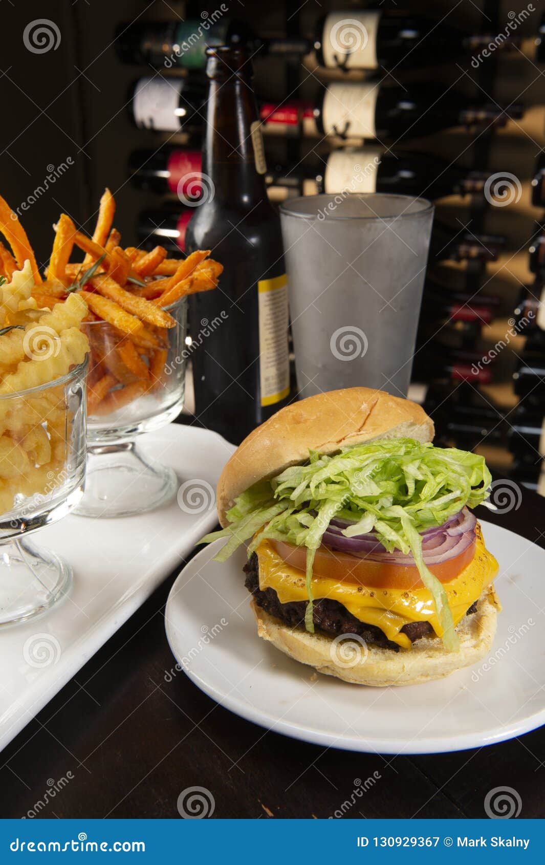 Cheeseburger Mit Pommes-Frites Und Bier Stockbild - Bild von abendessen ...
