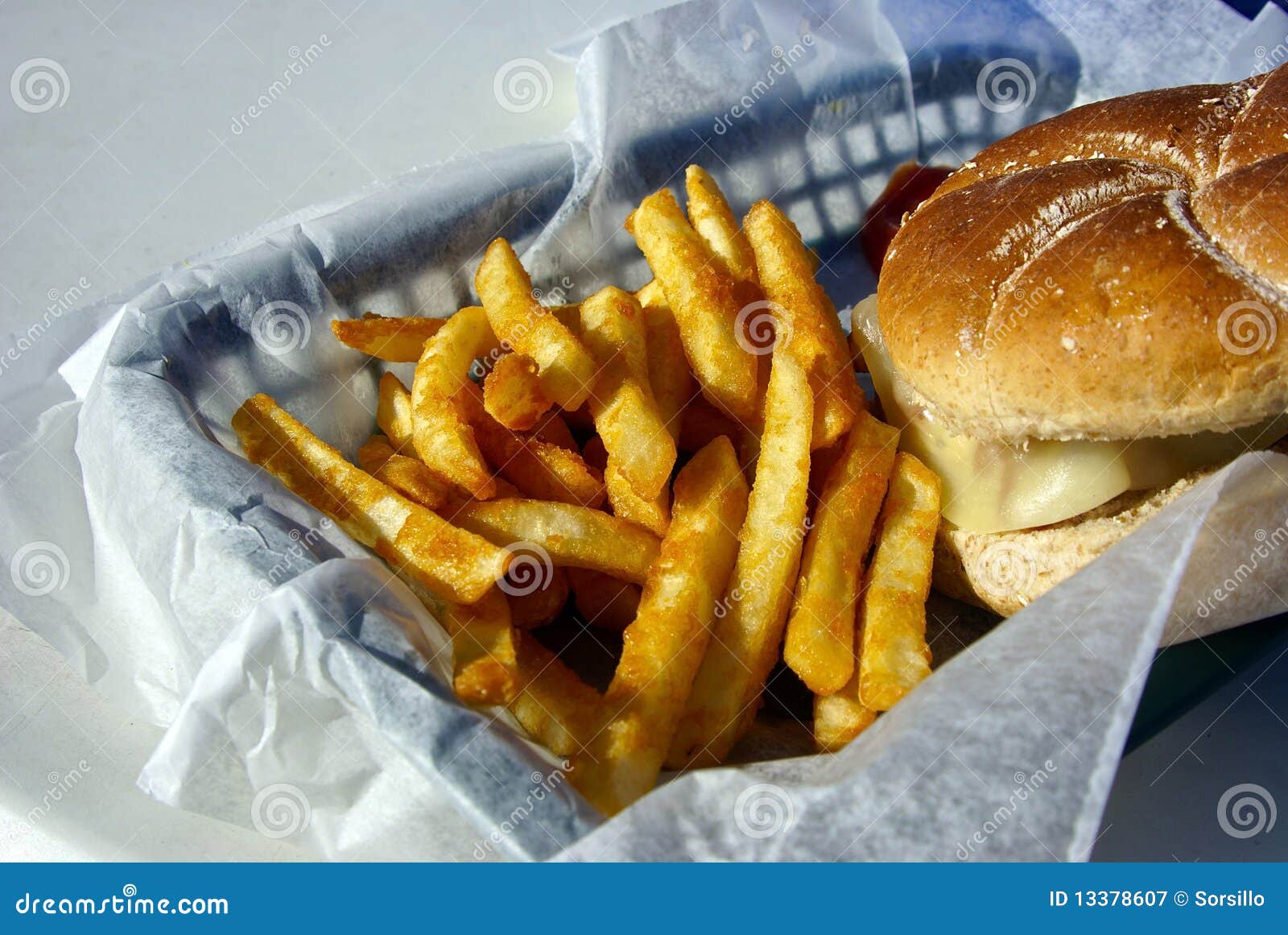 Cheeseburger Und Pommes-Frites Stockbild - Bild von kartoffeln, nahrung ...