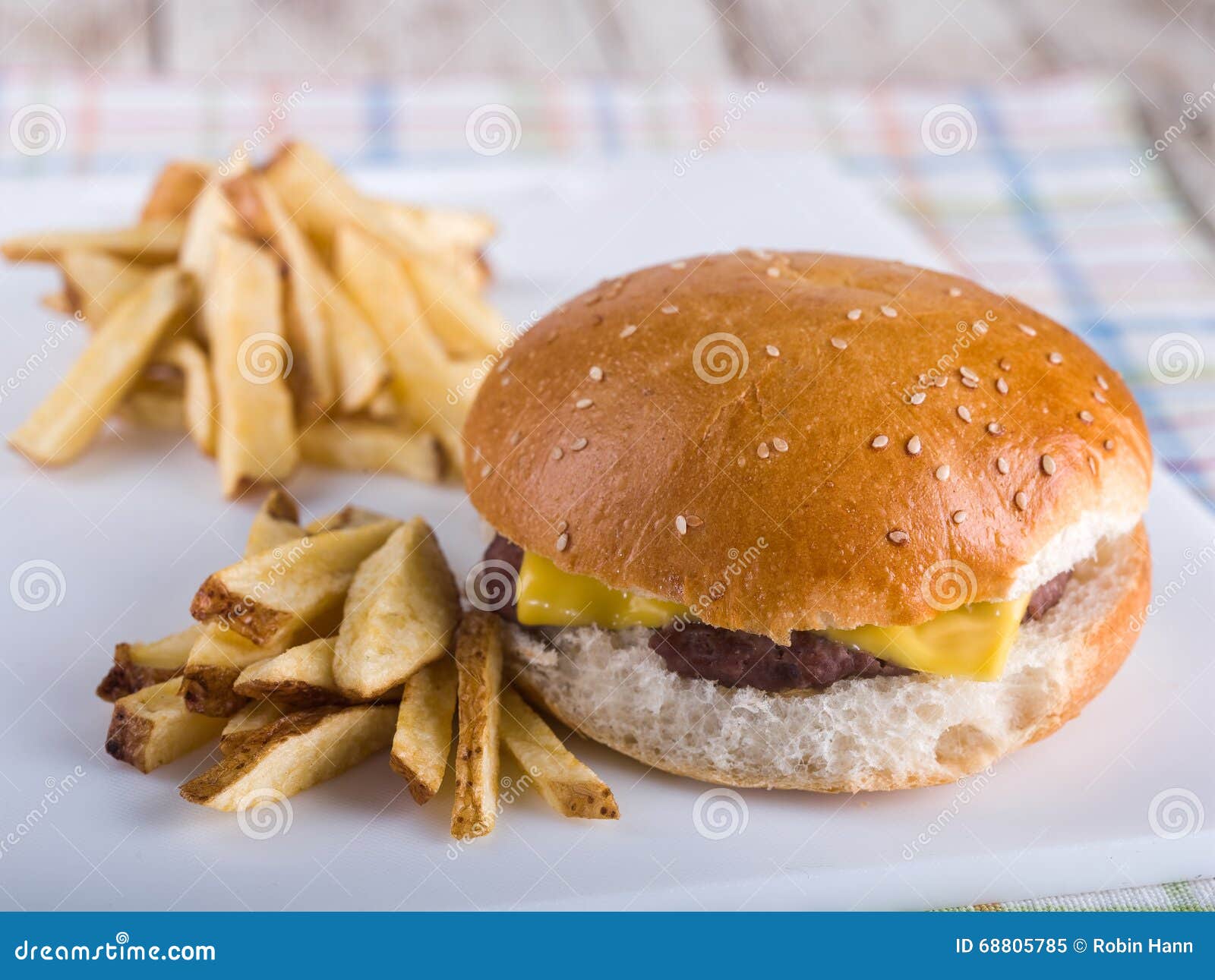 Cheeseburger Und Pommes-Frites Stockbild - Bild von gegrillt ...