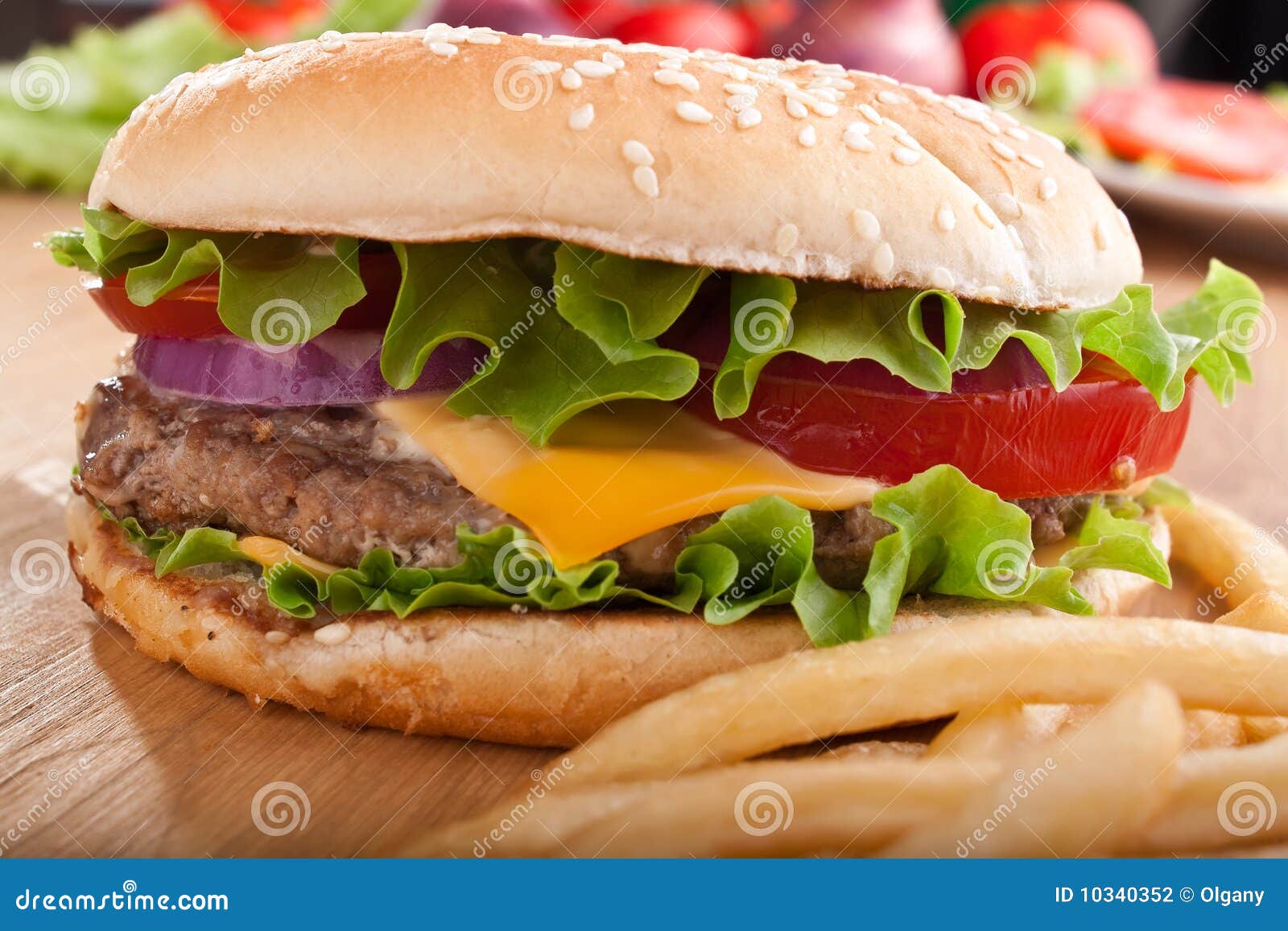 Cheeseburger Und Pommes-Frites Mit Bestandteilen Stockfoto - Bild von ...
