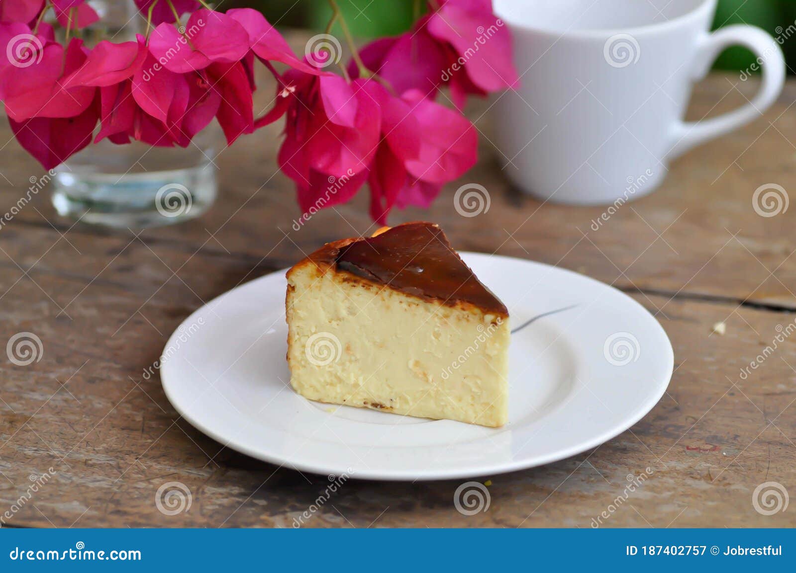 Cheesecake basco queimado imagem de stock. Imagem de quente - 187402757