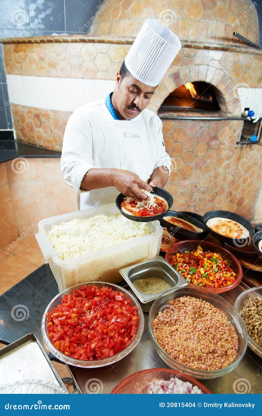 Chef Arabe De Boulanger Effectuant La Pizza Photo stock - Image of ...