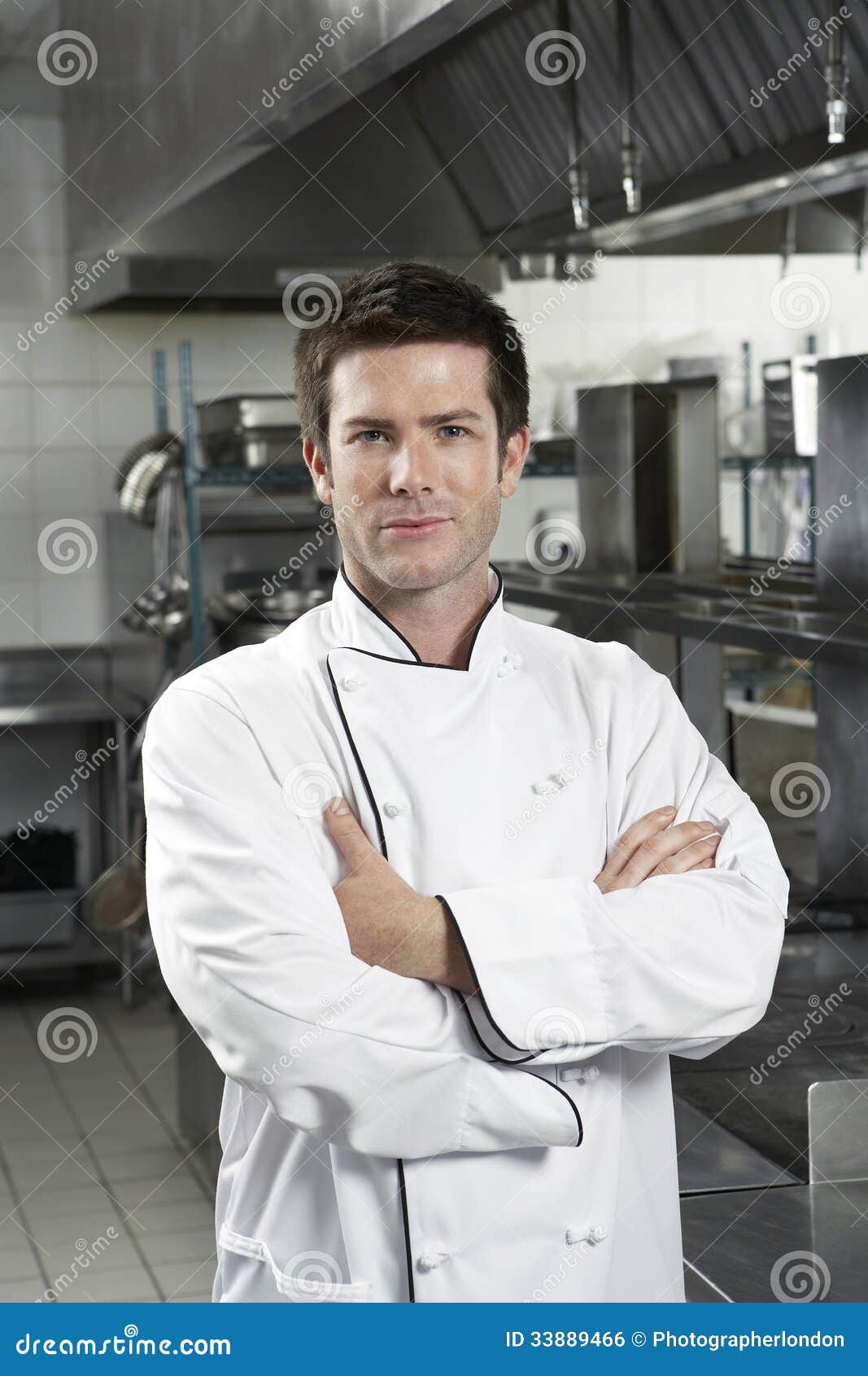 Chef with Arms Crossed Dans La Cuisine Photo stock - Image du intérieur ...