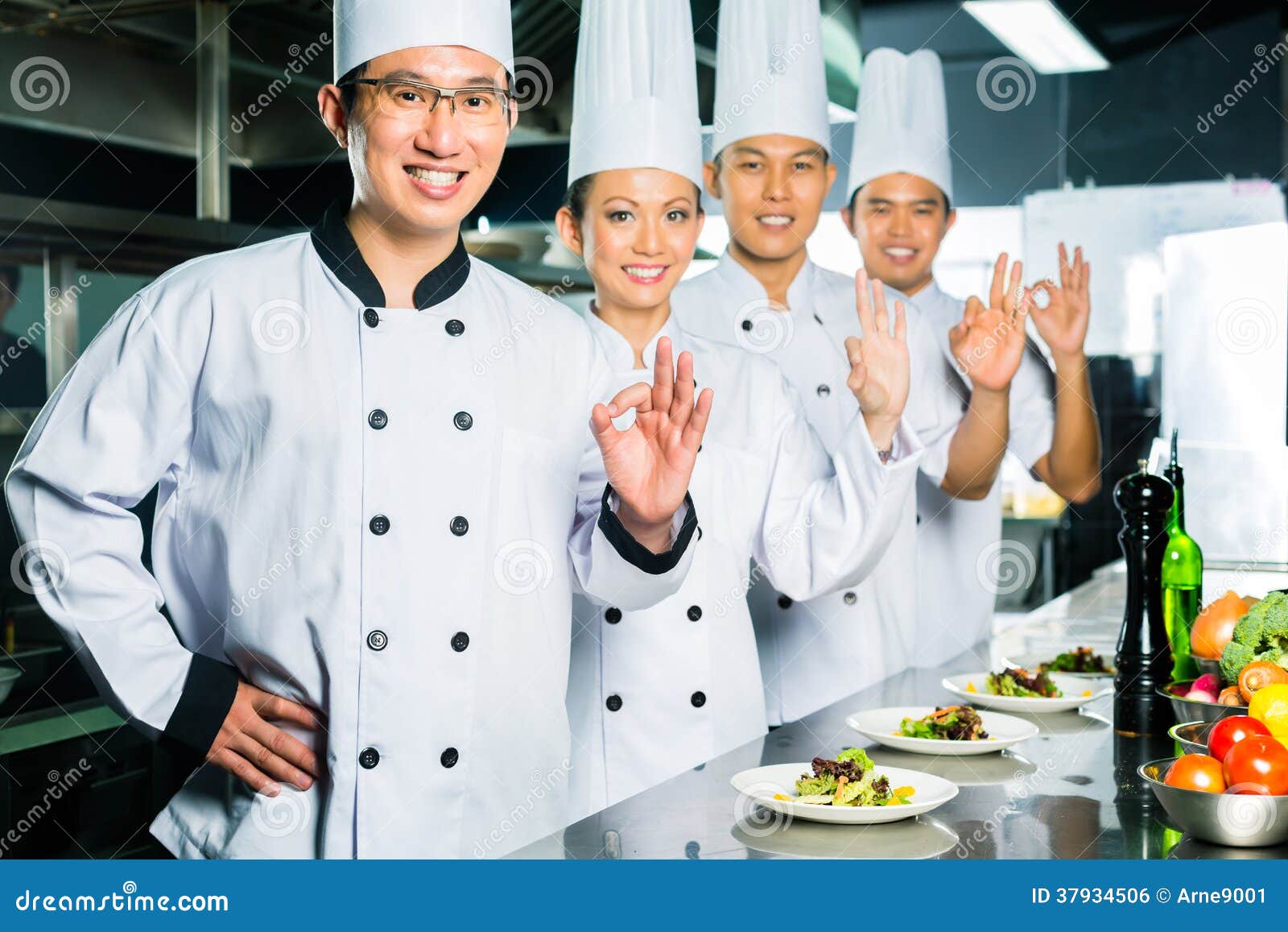 Chef Asiatique Dans La Cuisson De Cuisine De Restaurant Photo stock ...