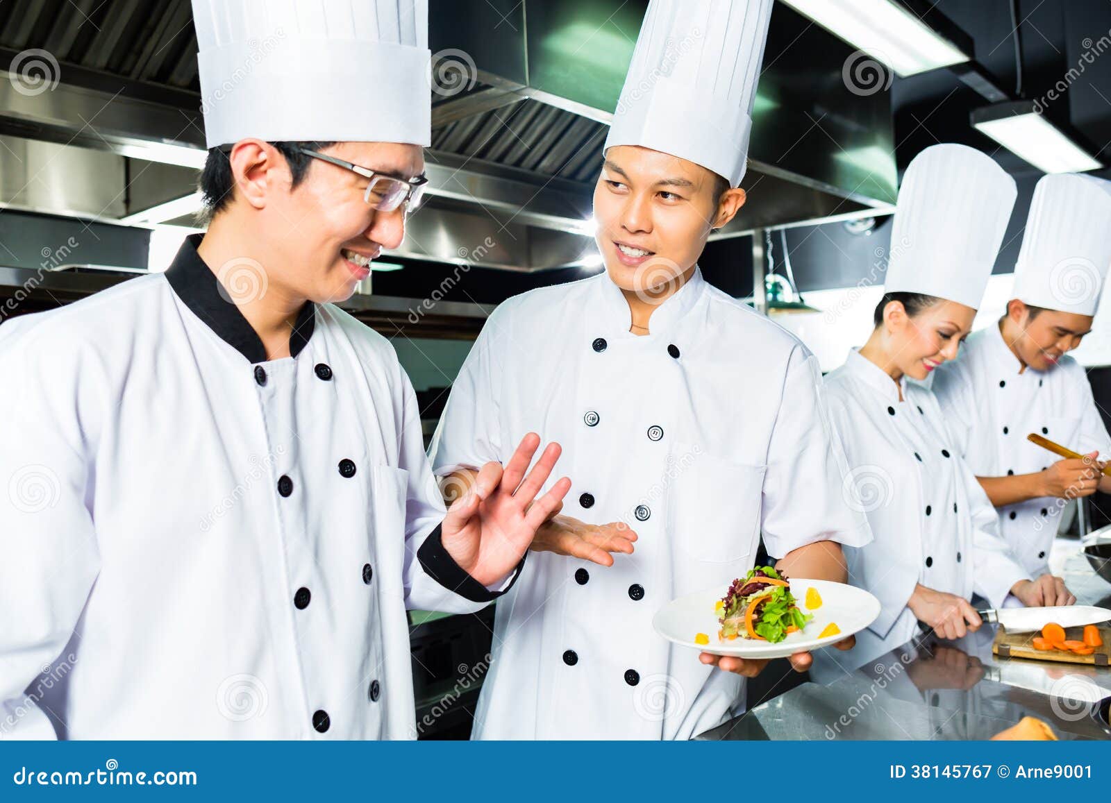 Chef Asiatique Dans La Cuisson De Cuisine De Restaurant Image stock ...