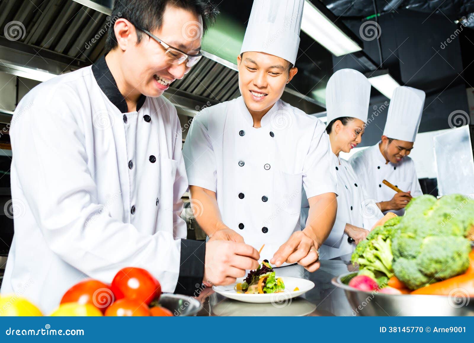 Chef Asiatique Dans La Cuisson De Cuisine De Restaurant Photo stock ...