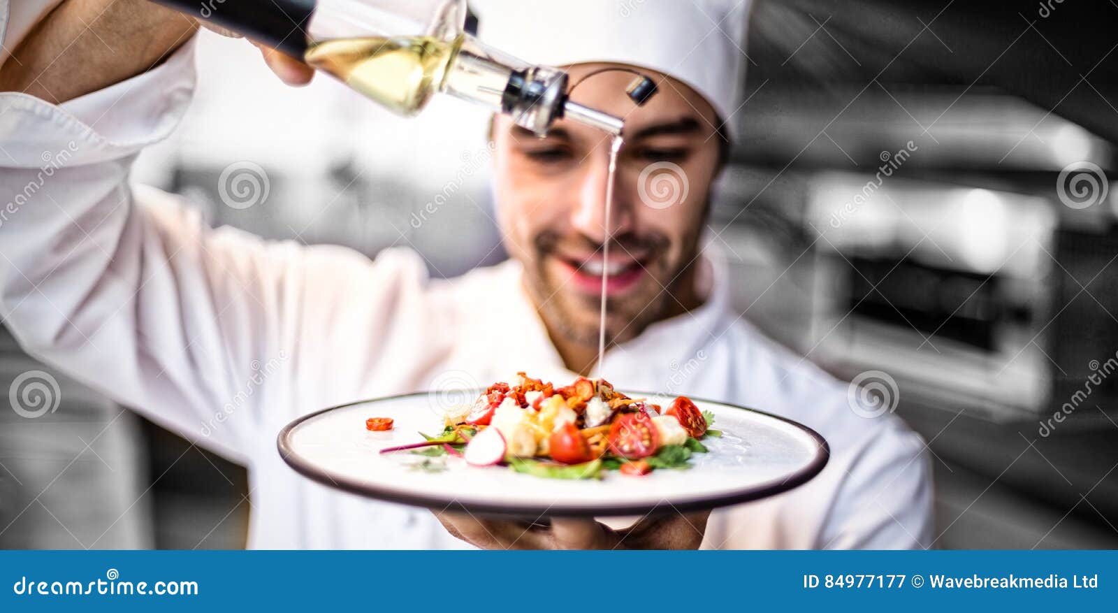 Chef Beau Versant L'huile D'olive Sur Le Repas Image stock - Image du ...