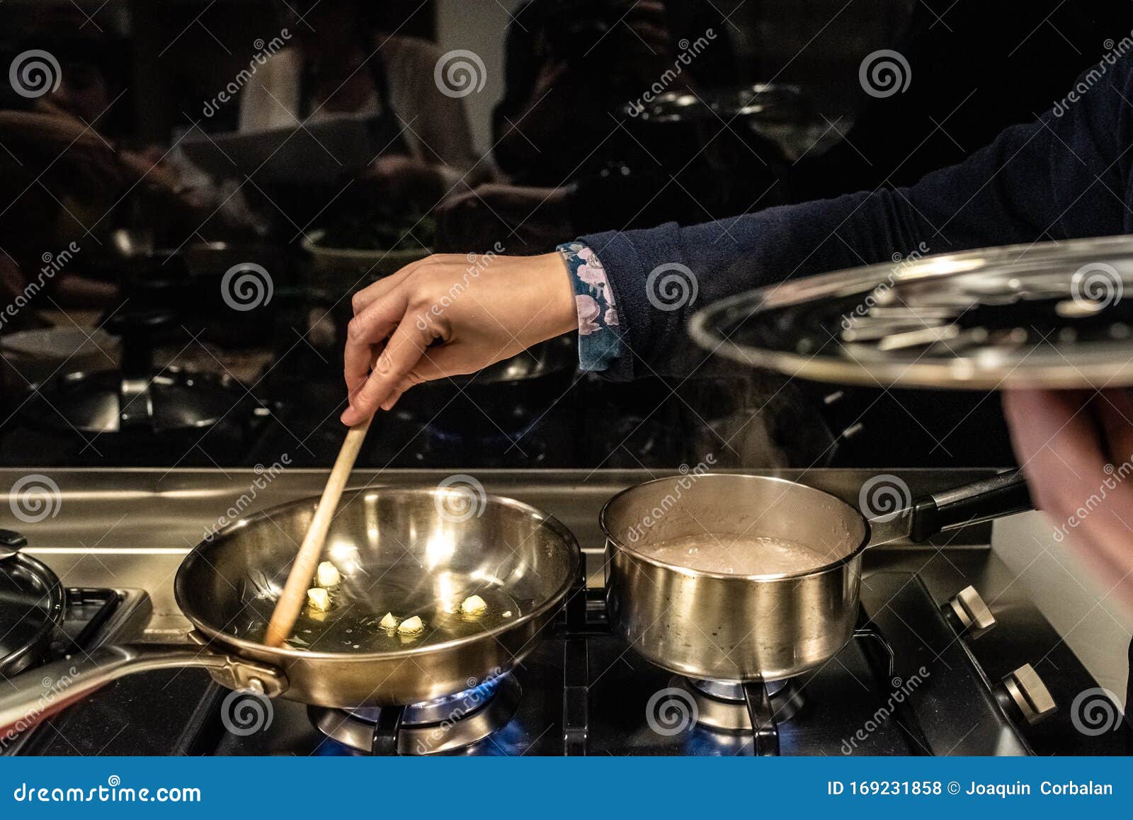 Chef Che Mescola Uno Stufato Nella Pentola Fotografia Stock - Immagine ...