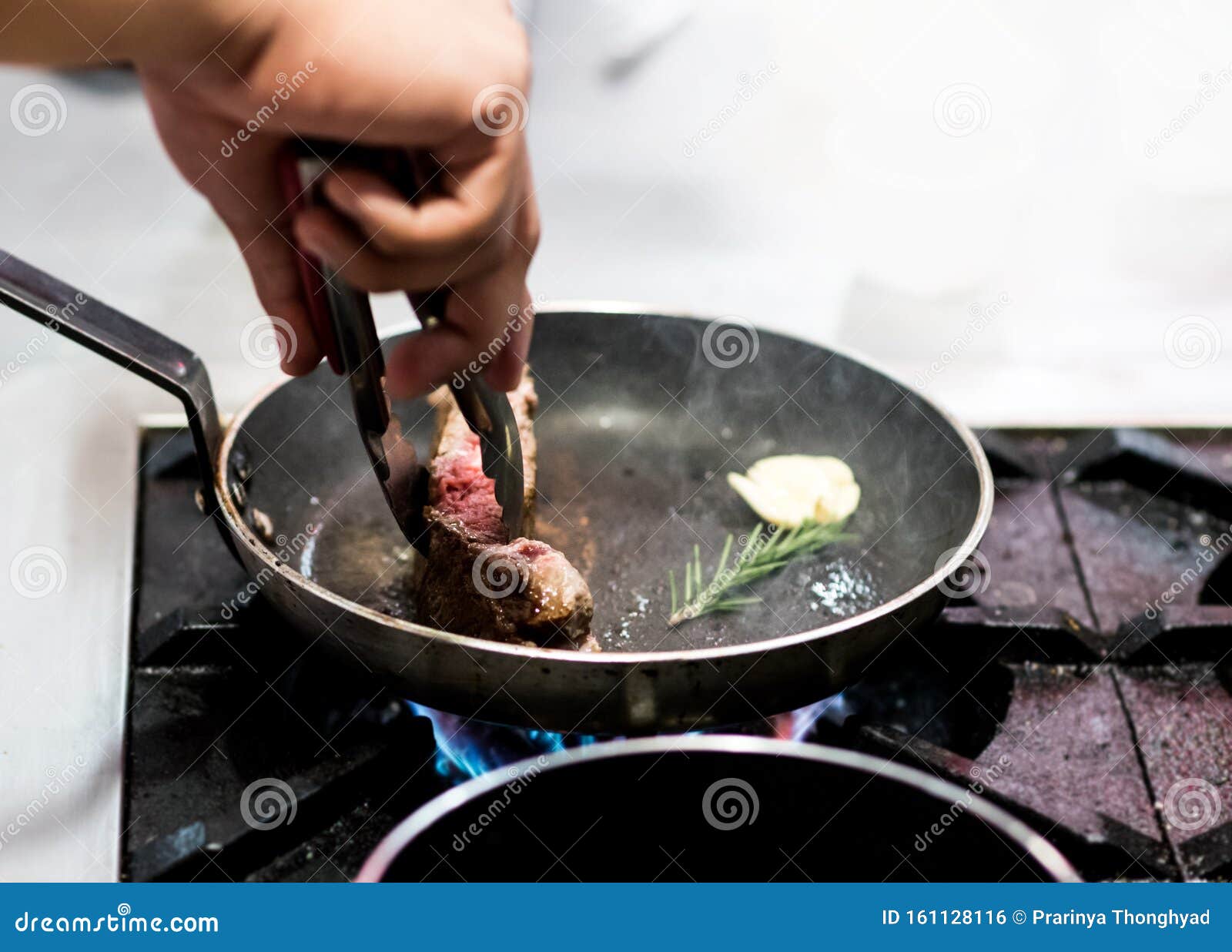Chef Cocinando Comida En La Cocina, Chef Preparando Comida Foto de ...