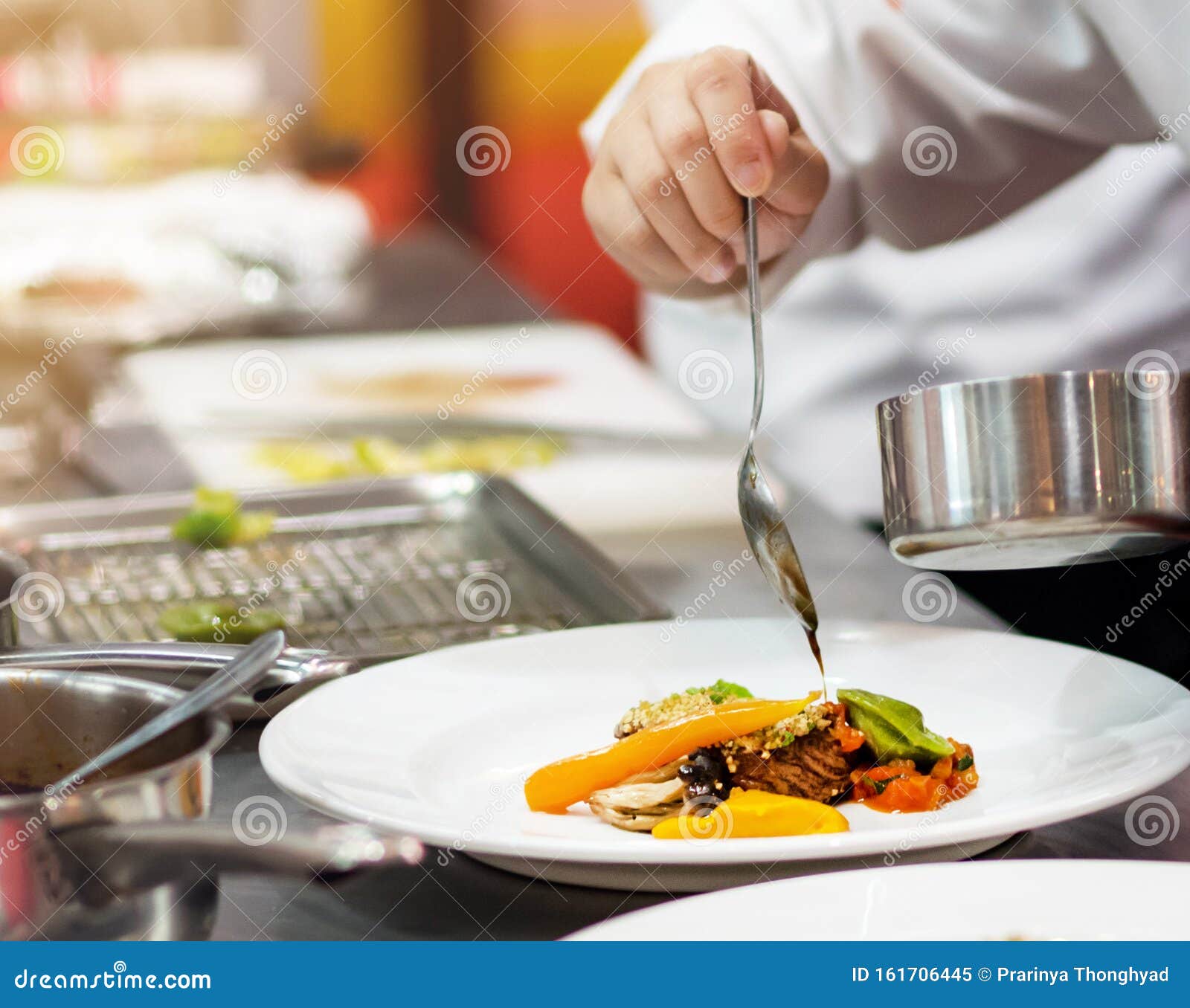 Chef Cocinando Comida En La Cocina, Chef Preparando Comida Imagen de ...