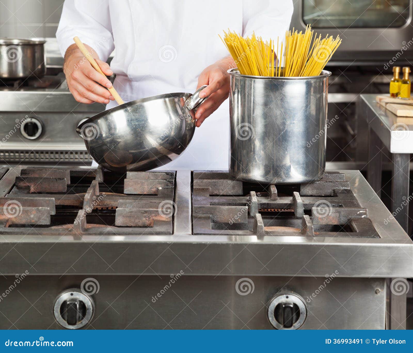 Chef Cooking Spaghetti image stock. Image du adulte, spatule - 36993491