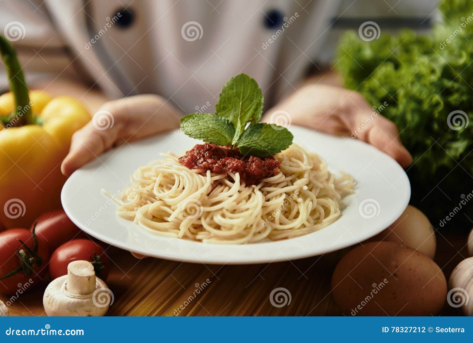 Chef Cooking Spaghetti photo stock. Image du diner, herbe - 78327212