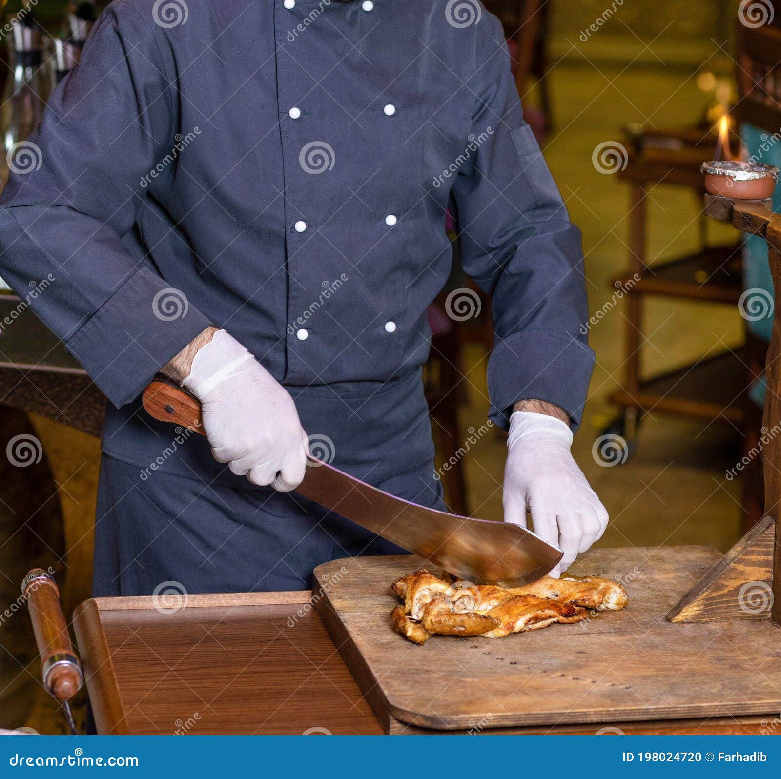 Chef Cortando Carne De Frango Com Clave Foto de Stock - Imagem de corte ...