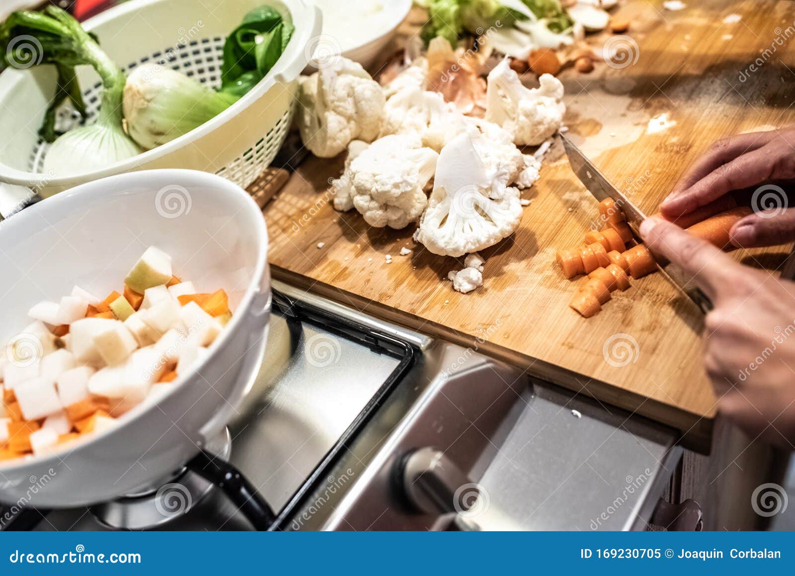 Chef Cortando Y Cortando Verduras Para Un Estofado Imagen de archivo ...