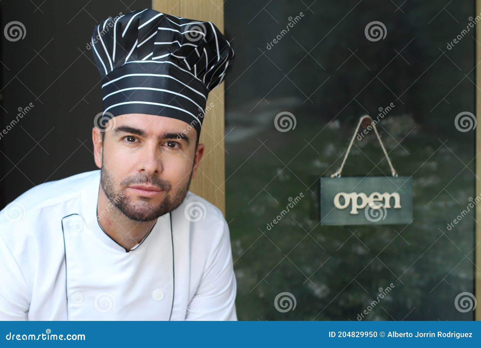 Chef Dando La Bienvenida a Un Cliente Con Una Sonrisa Foto de archivo ...