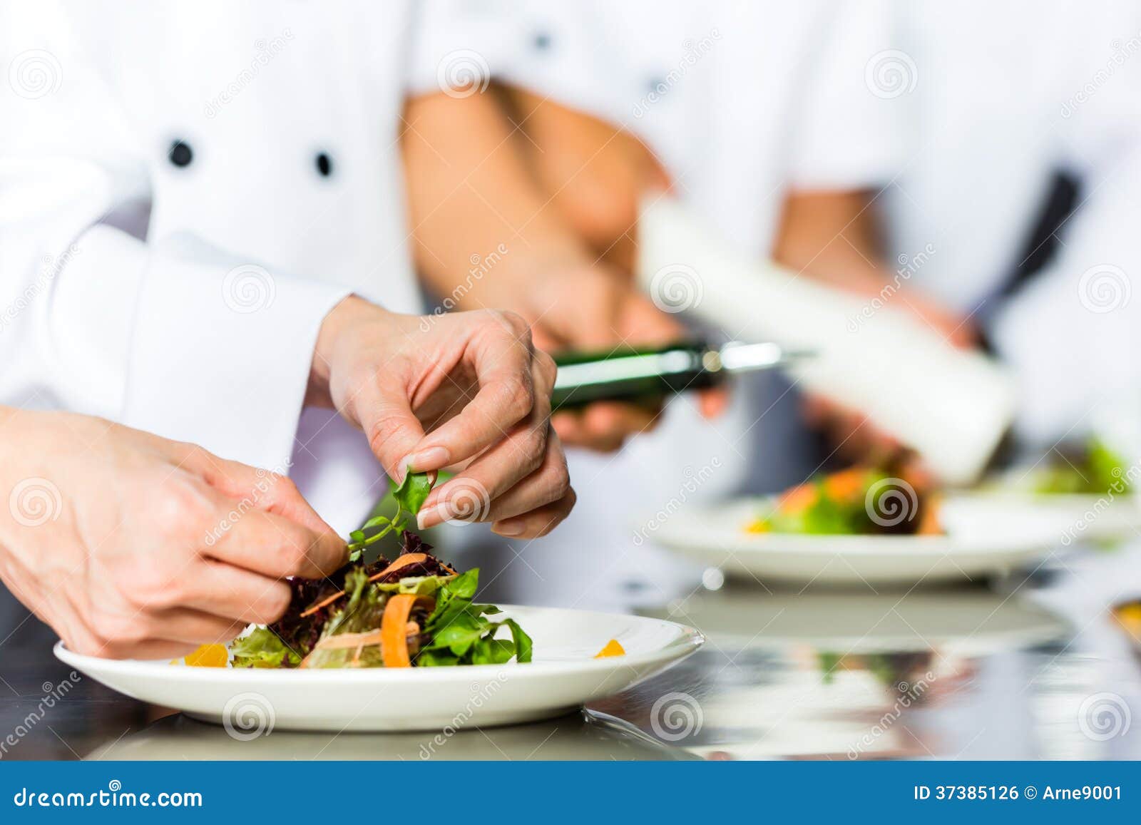 Chef Dans La Cuisson De Cuisine De Restaurant Photo stock - Image du ...