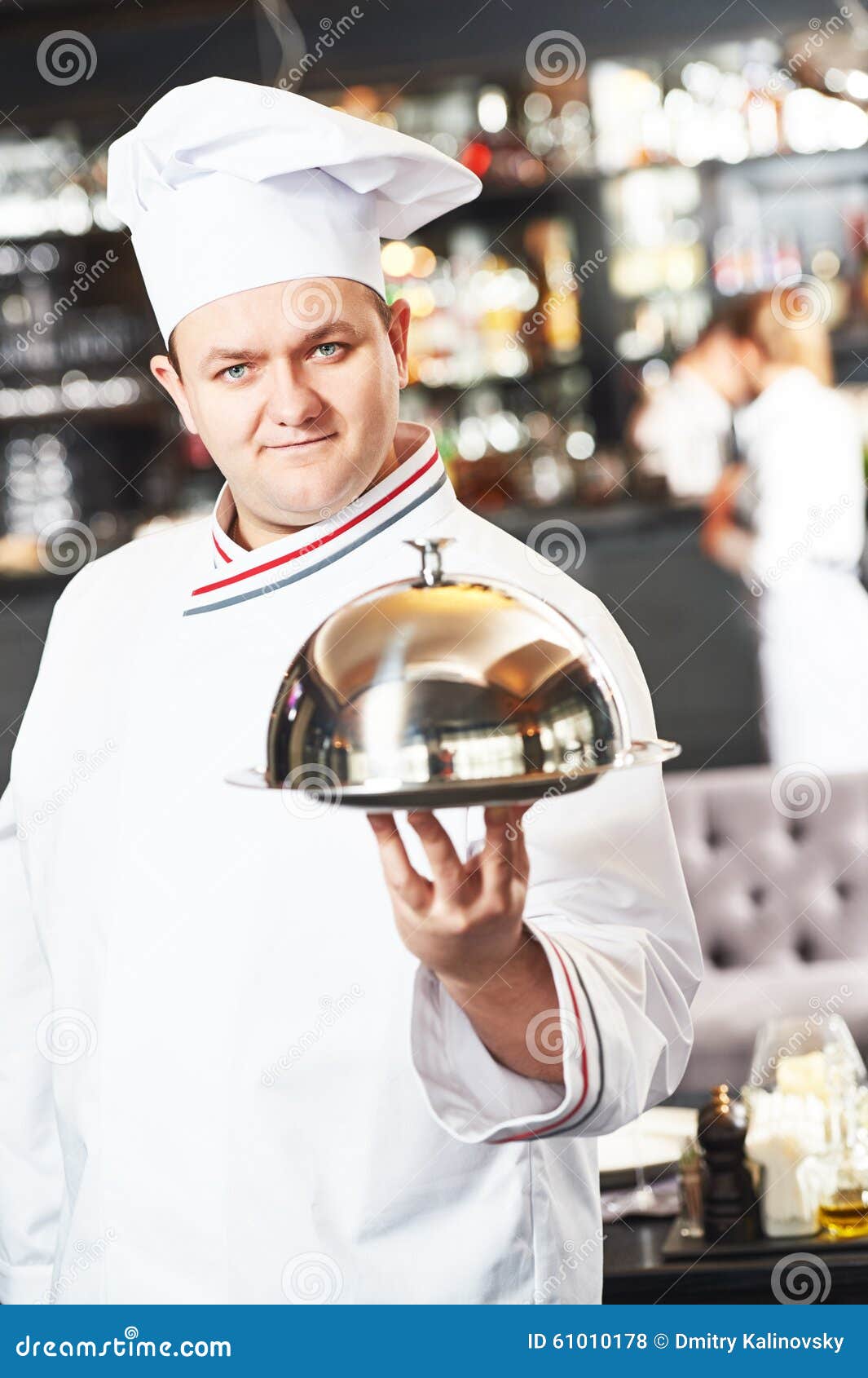 Chef De Cuisinier Au Restaurant Photo stock - Image du heureux ...