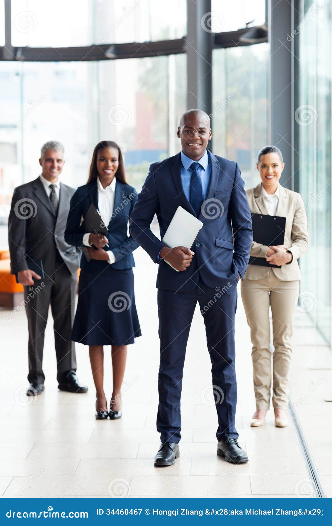 Chef De File Des Affaires Africain Image stock - Image du groupe ...