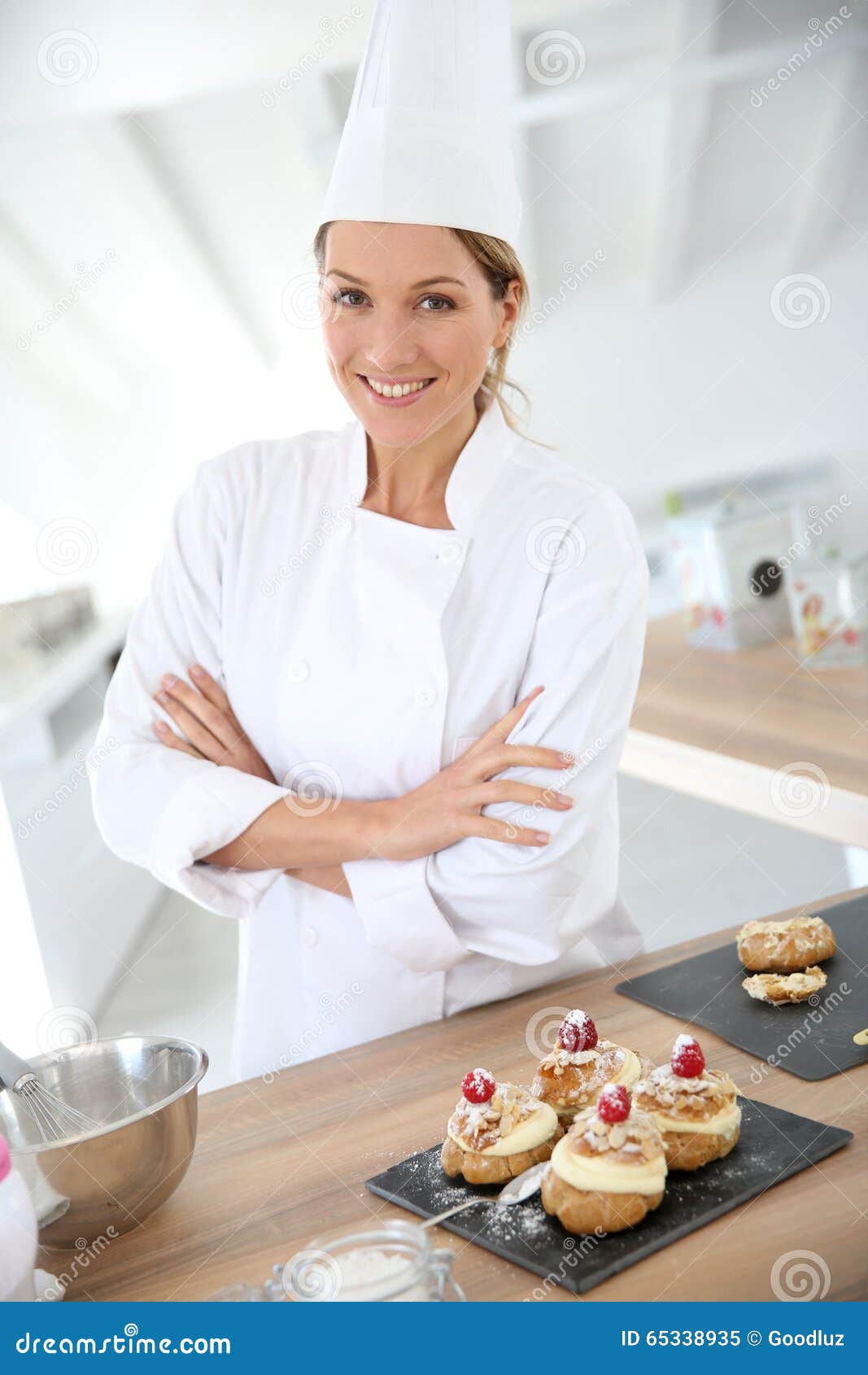 Chef De Repostería En La Cocina Imagen de archivo - Imagen de brazos ...