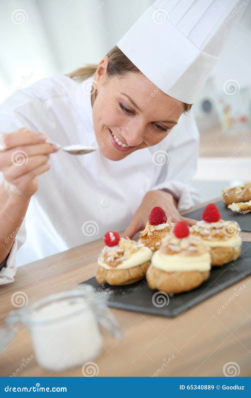 Chef De Repostería Profesional Que Hace Desiertos Foto de archivo ...