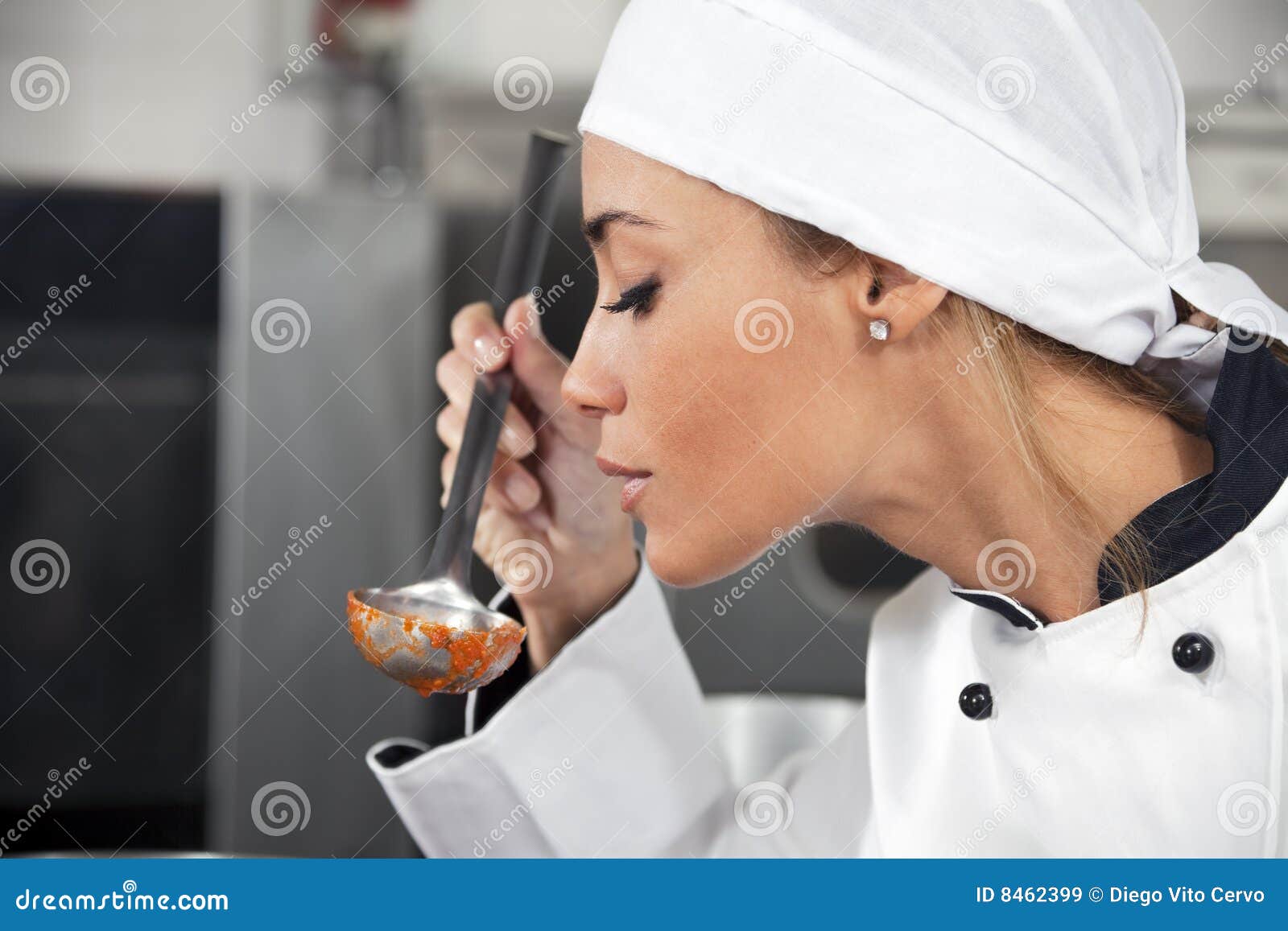 Chef-kok stock afbeelding. Image of aantrekkelijk, kledij - 8462399