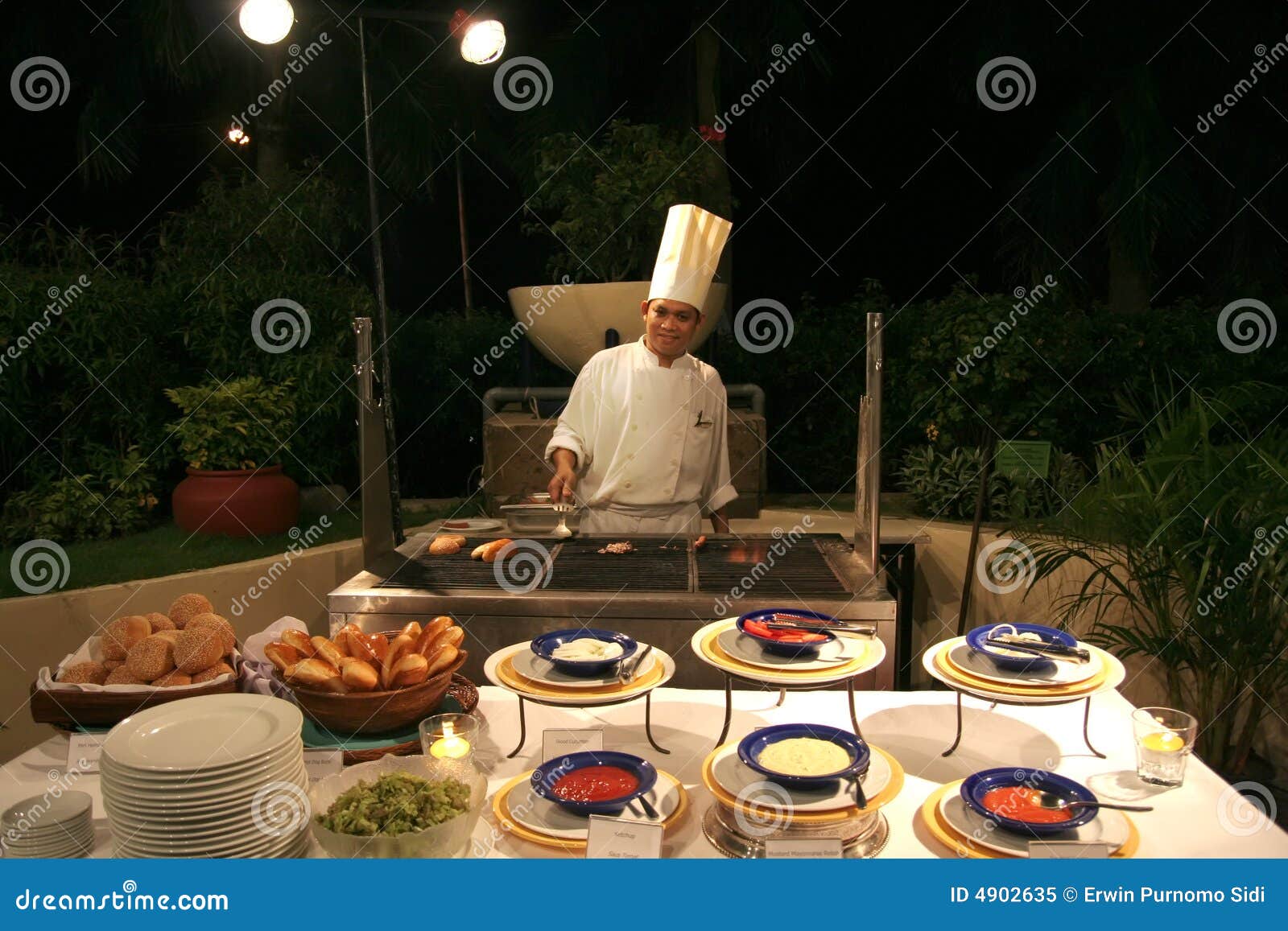 Chef-kok Bij Buffetrestaurant Stock Afbeelding - Image of beroep ...