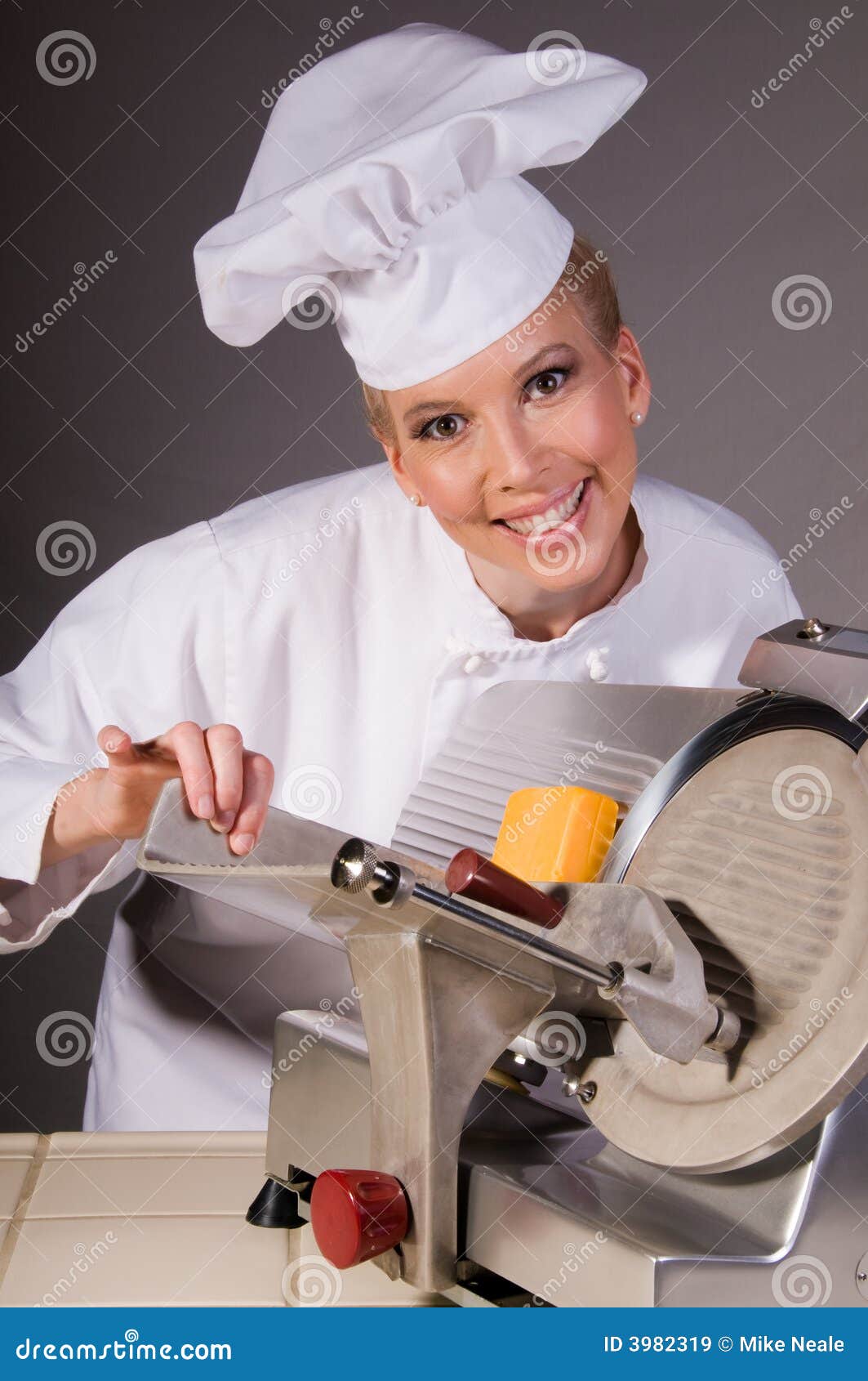 Chef-kok Bij De Snijmachine Van Het Voedsel Stock Afbeelding - Image of ...